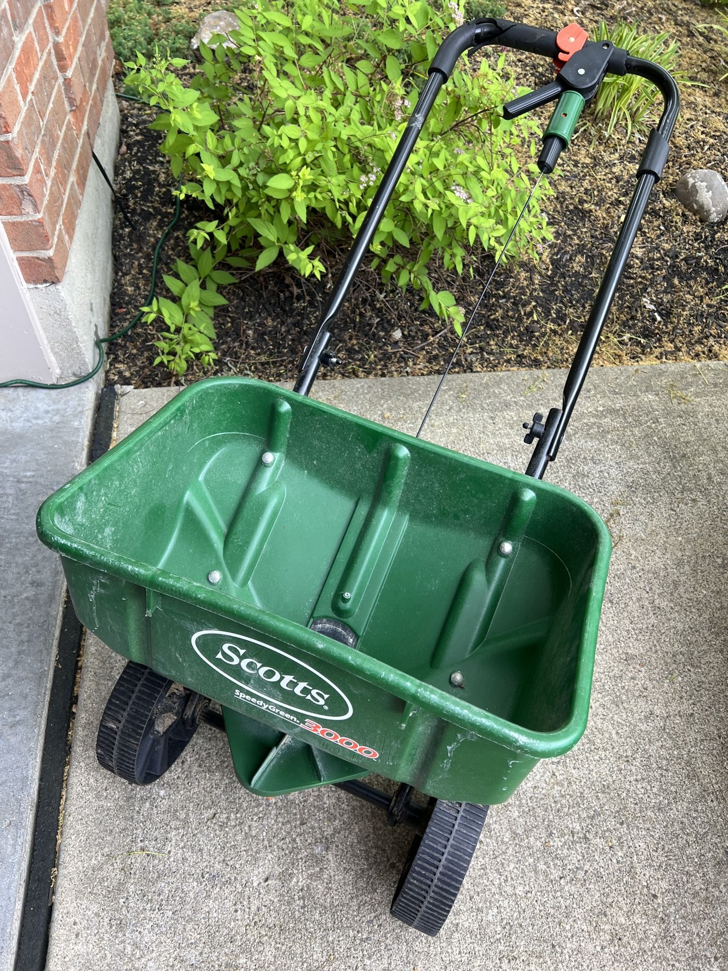 Scott’s 3000 Deluxe Lawn Spreader! for Sale in Mason, OH - OfferUp