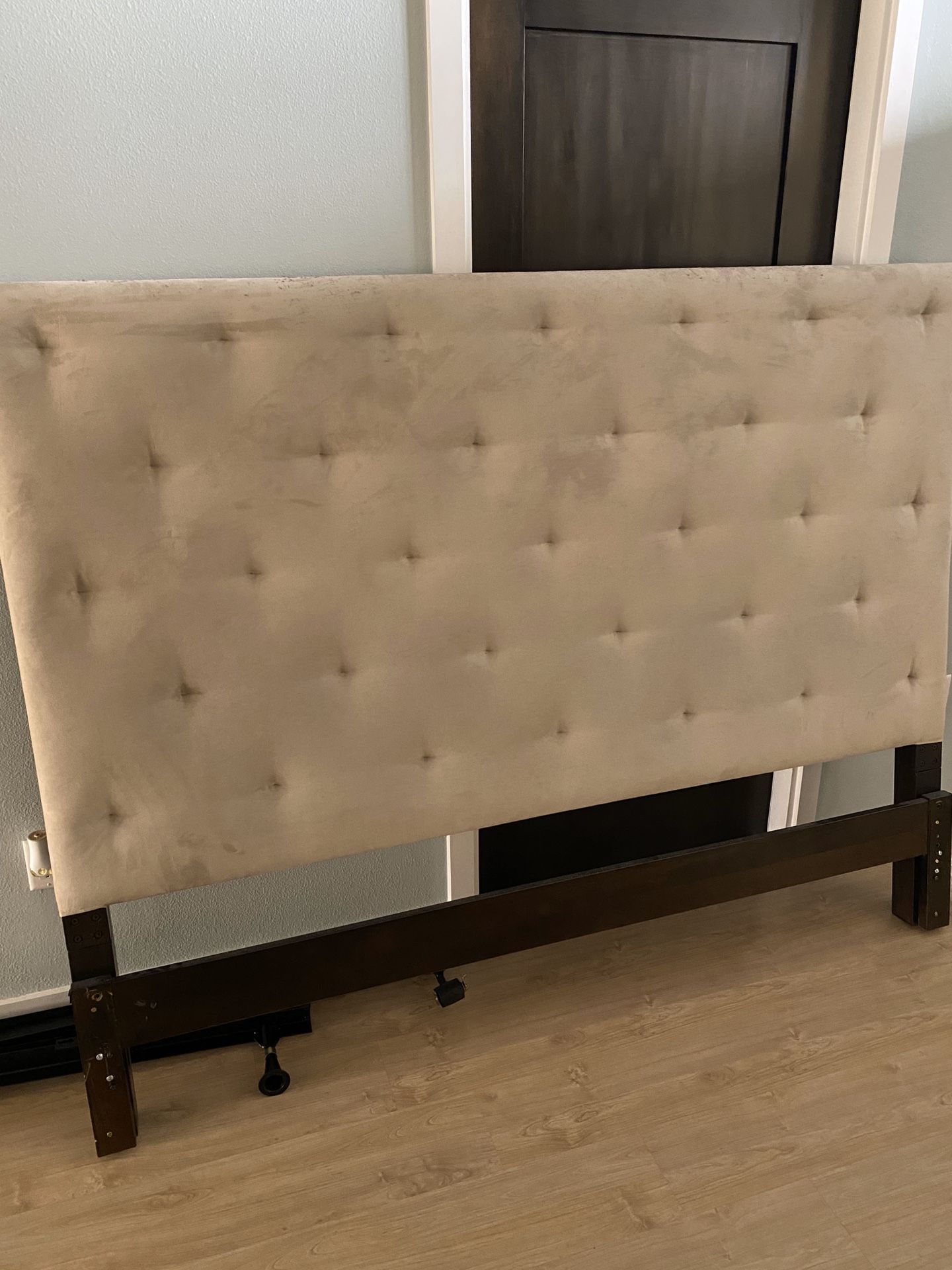 Tan headboard *king* for Sale in Las Vegas, NV - OfferUp