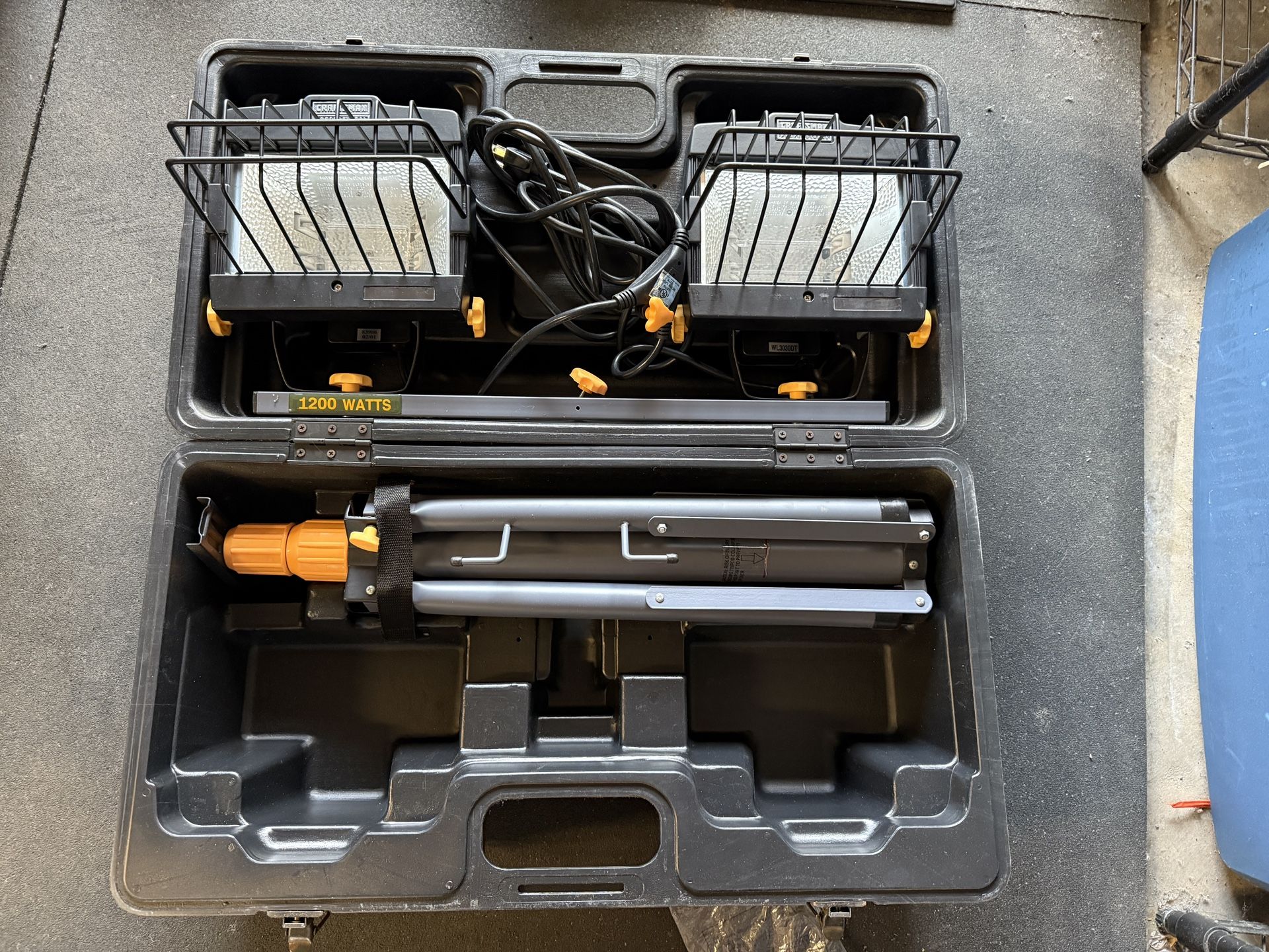 Craftsman 1200 Watt Twin Head Halogen Work Light With Carrying Case for ...