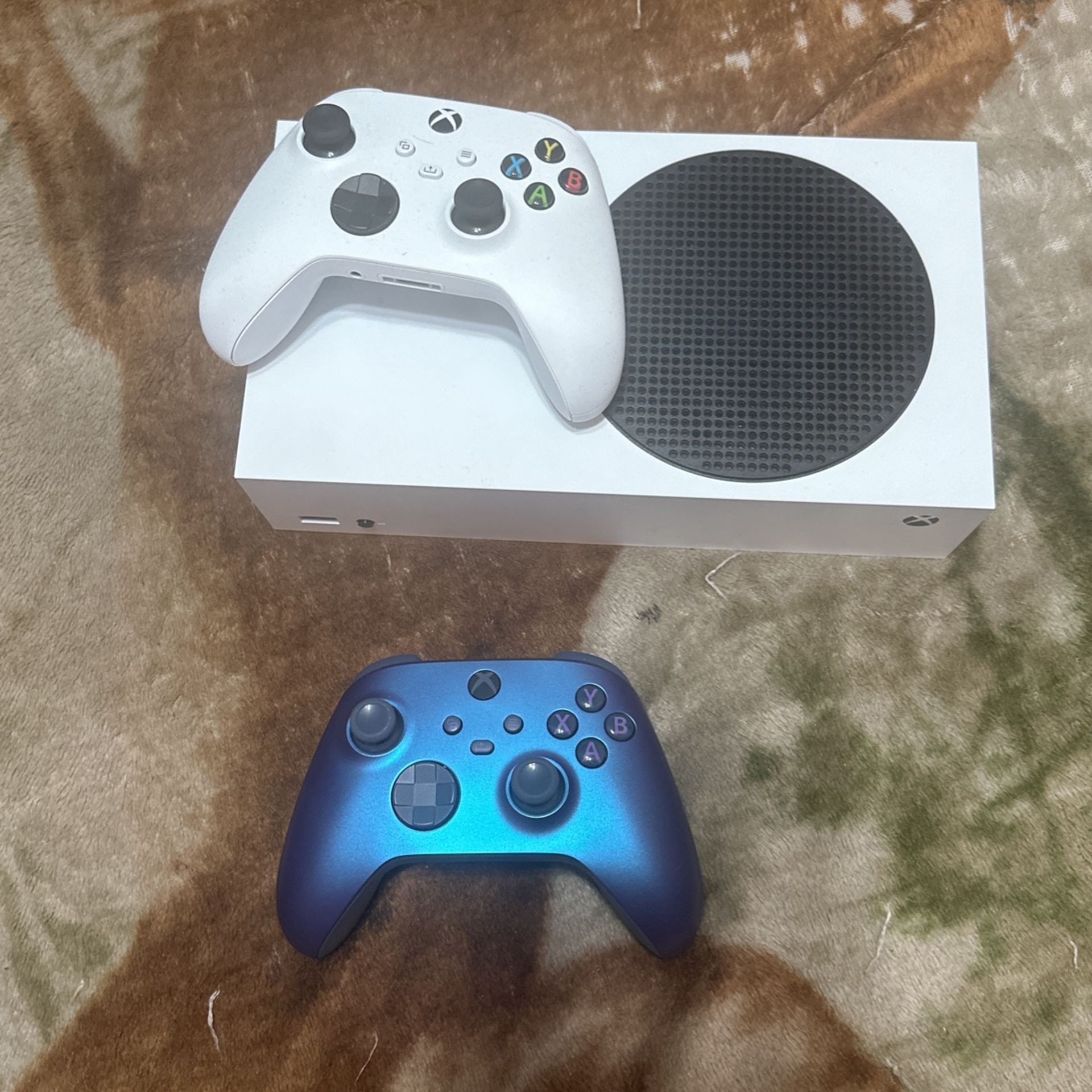 Xbox Series S With 2 Controllers for Sale in City Of Industry, CA - OfferUp