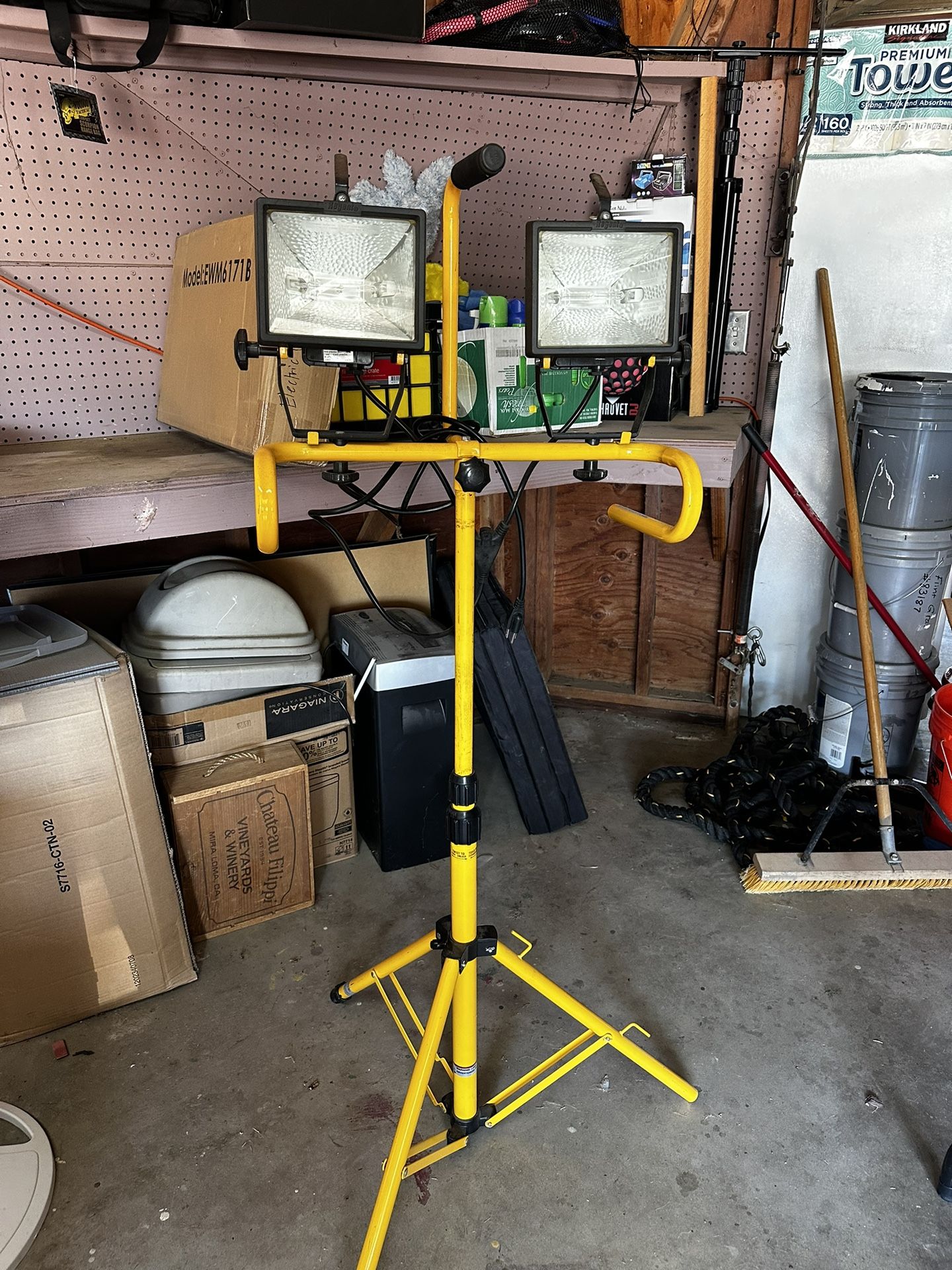 Halogen Work Light-Tripod Stand for Sale in Fowler, CA - OfferUp