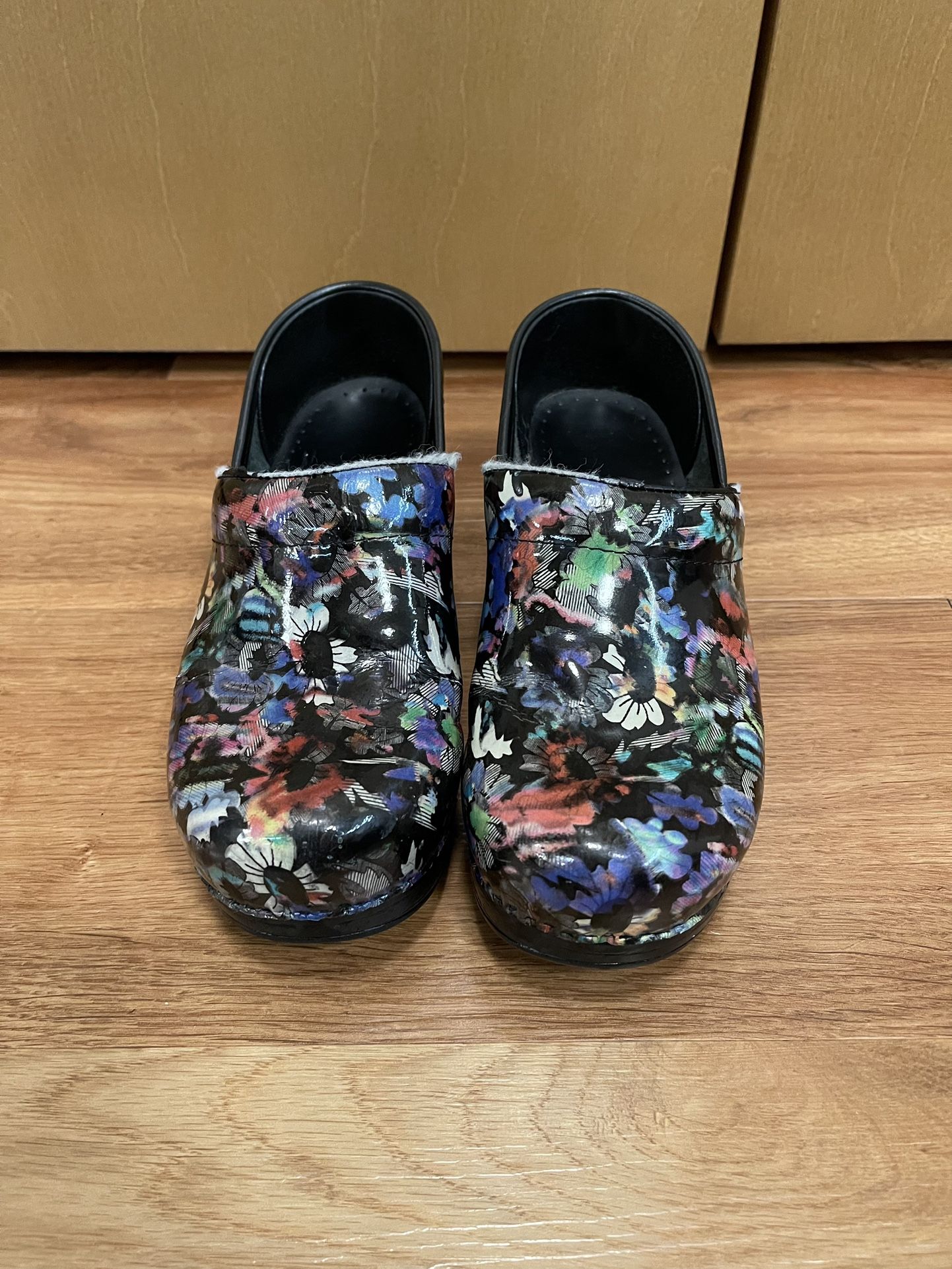 Dansko Women's Professional Mule, Daisy Patent, 37 EU/6.5-7 M US for ...