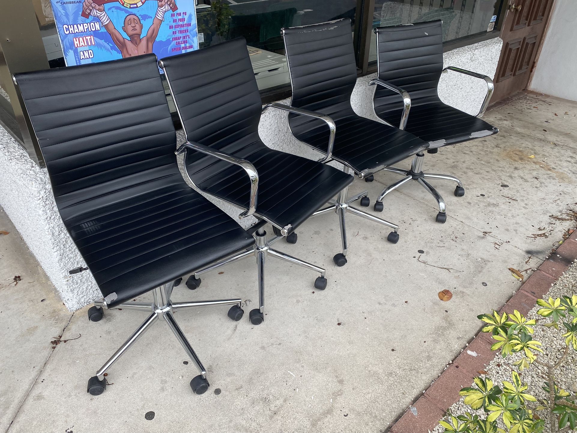 Freeeeeee. 4 Chairs.. All Work. Little Fabric Damage for Sale in Laud ...