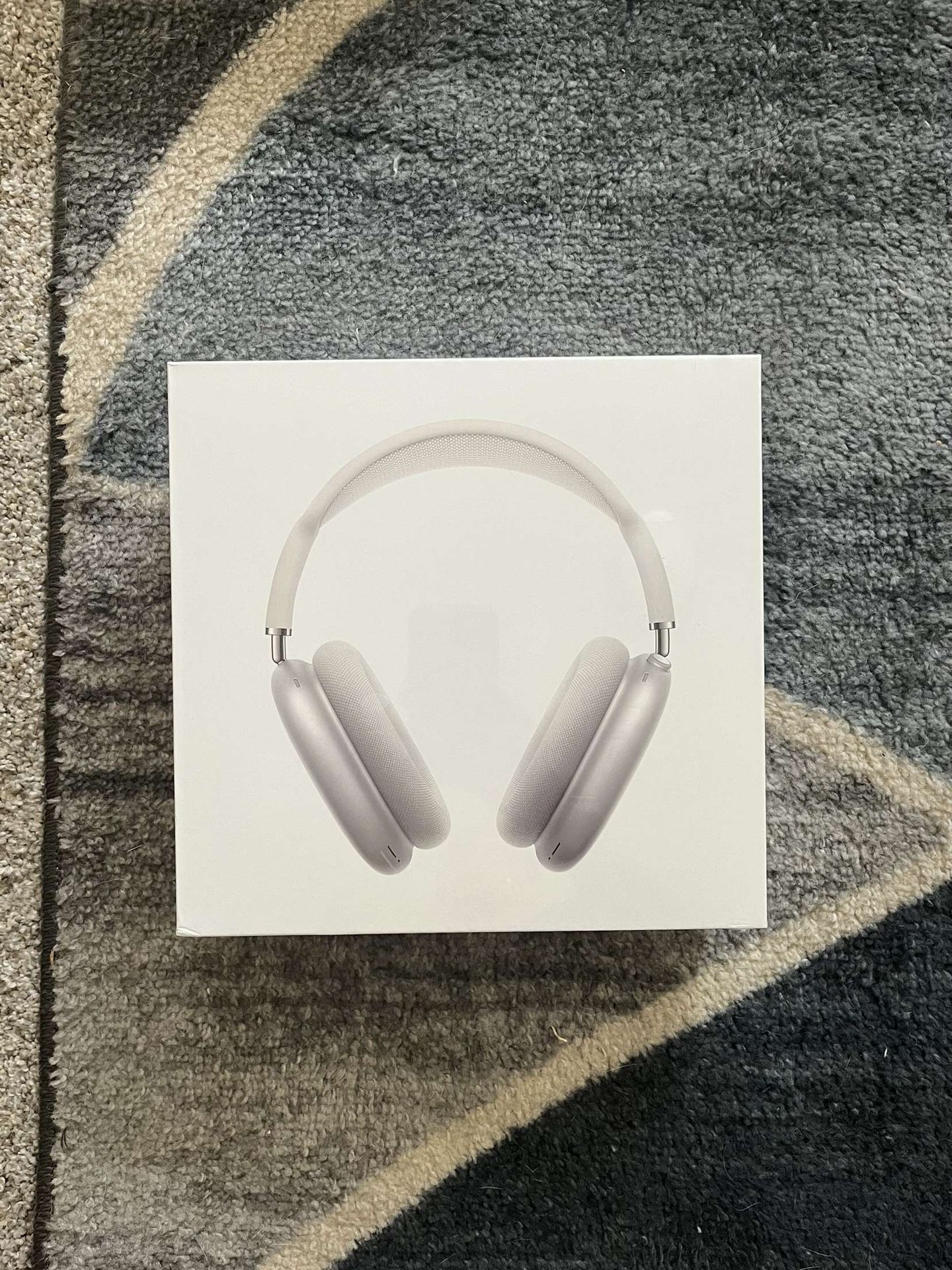 Airpod Maxes white/silver for Sale in Puyallup, WA - OfferUp