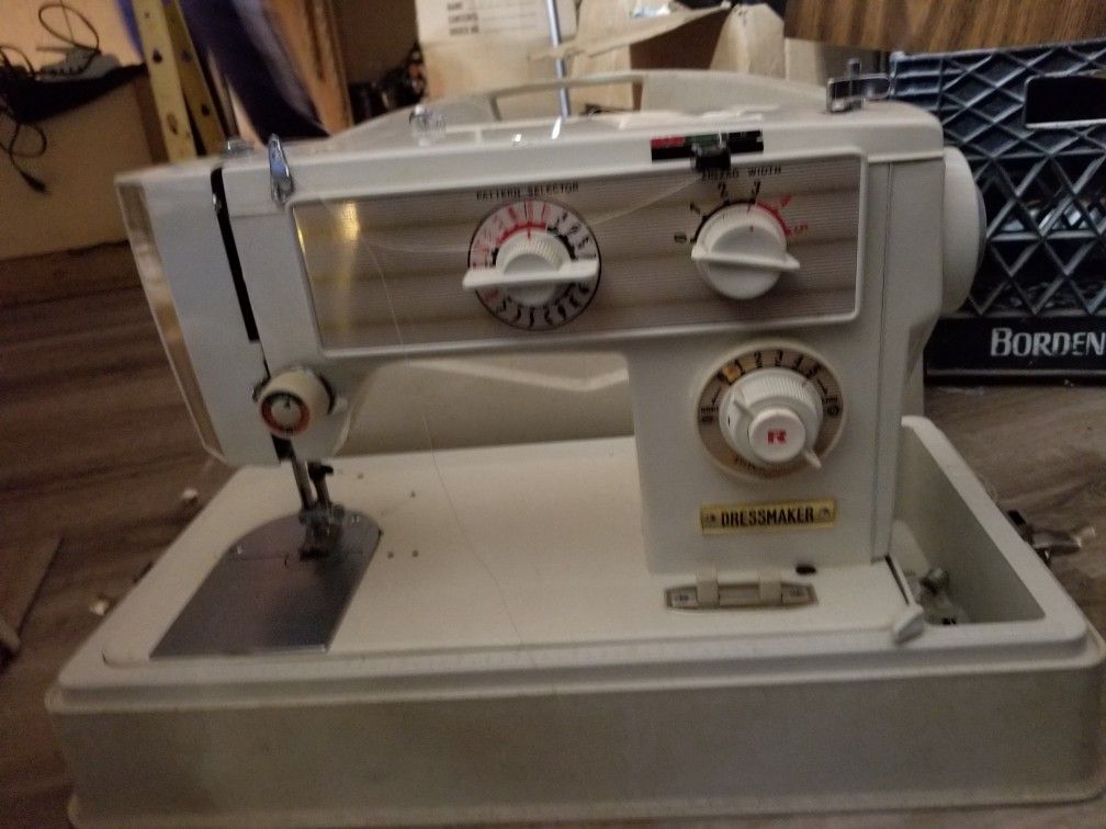 Vintage Dressmaker Sewing Machine for Sale in Spring, TX - OfferUp