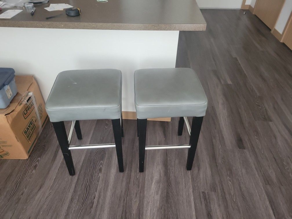 Free Breakfast Bar Stools for Sale in Lynnwood, WA - OfferUp