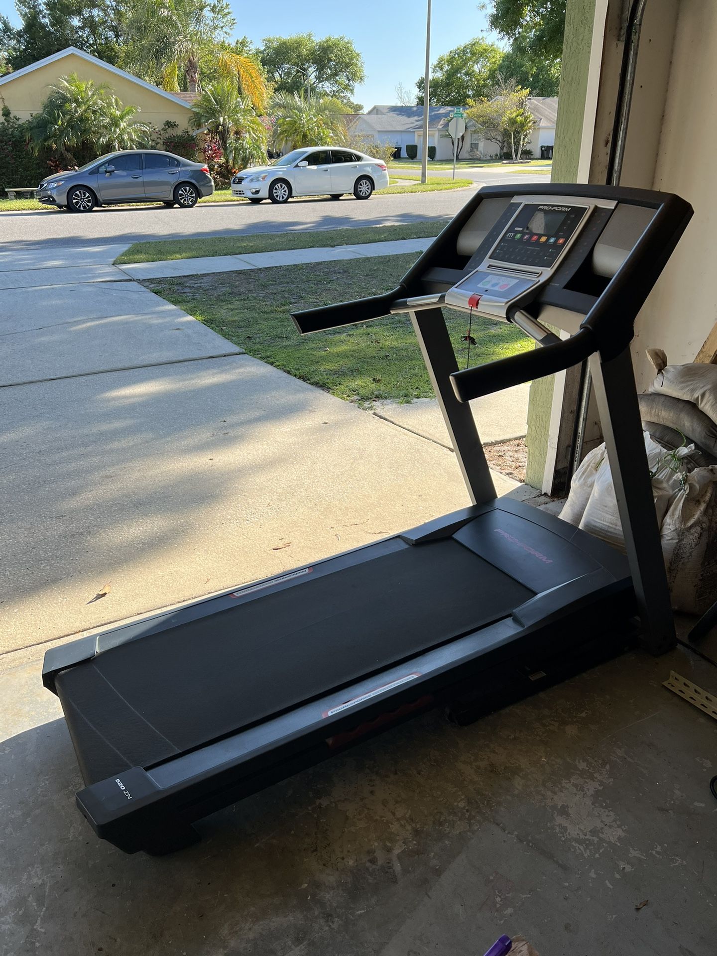 ProForm 520 ZN Treadmill for Sale in Orlando, FL - OfferUp