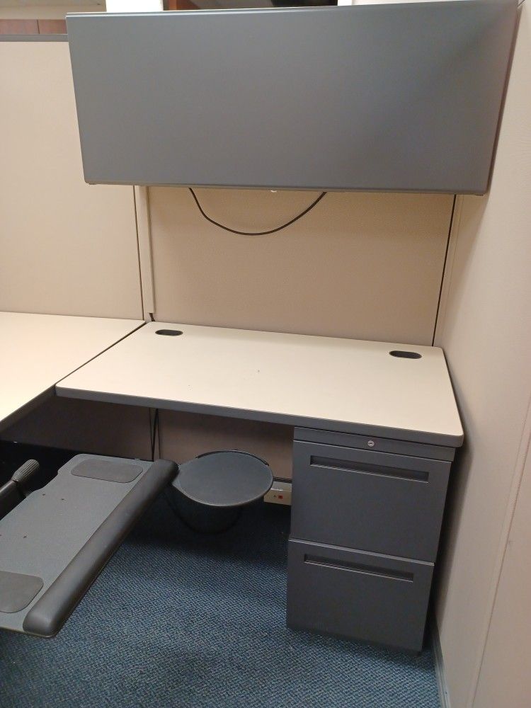 Office Desk With Overhead Cabinet for Sale in Winter Springs, FL - OfferUp