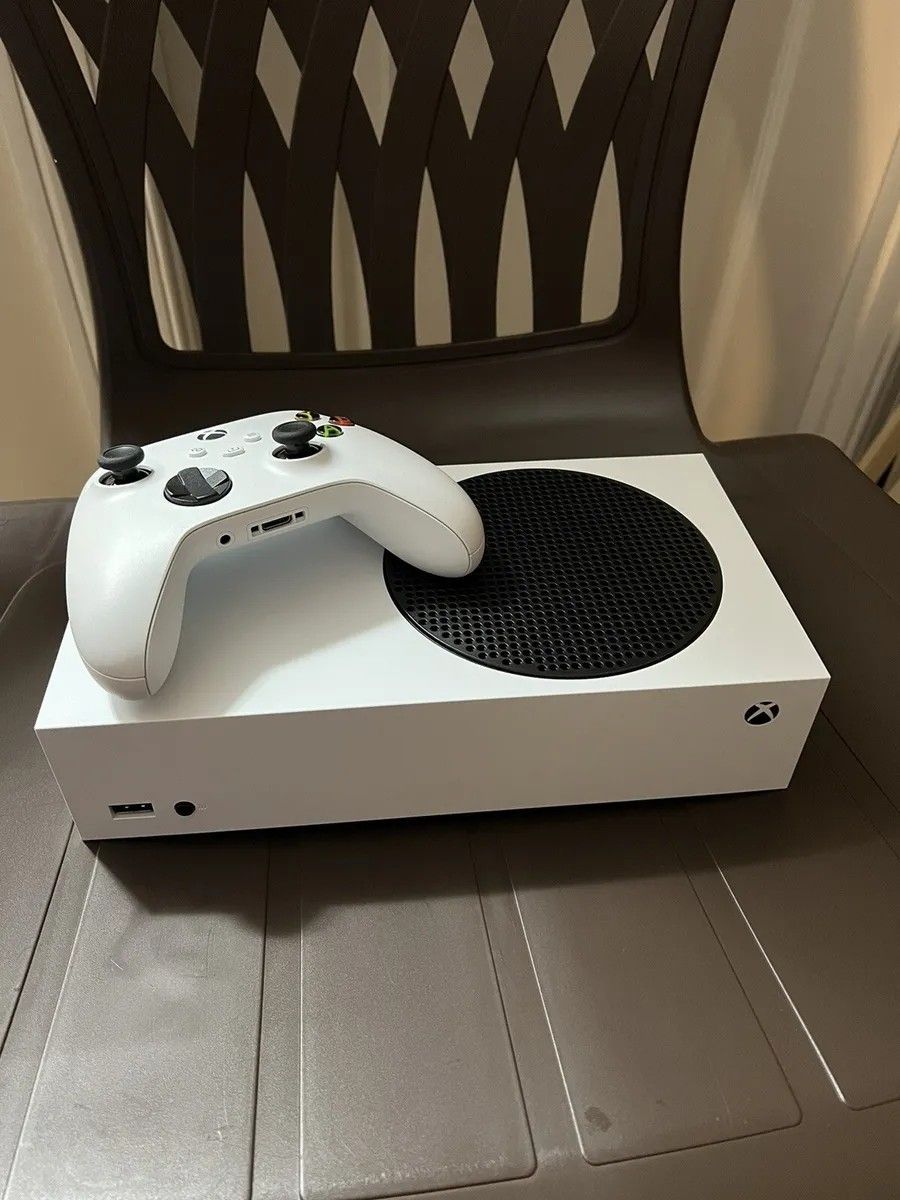 XBOX SERIES S +WIRELESS COBTROLLER for Sale in Tacoma, WA - OfferUp
