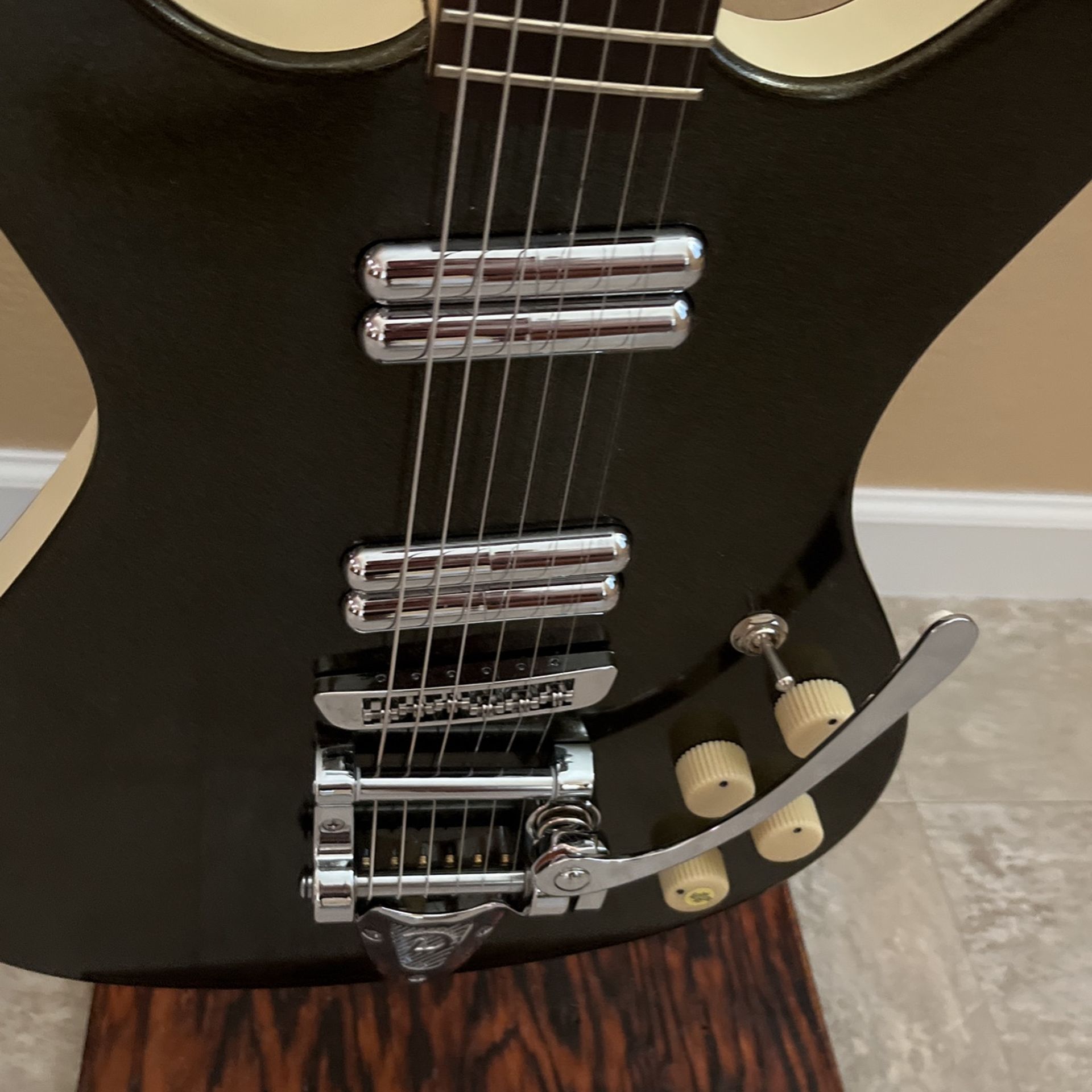 Danelctro Hodad Electric Guitar With Bigsby And Hard Shell Case Trades ...