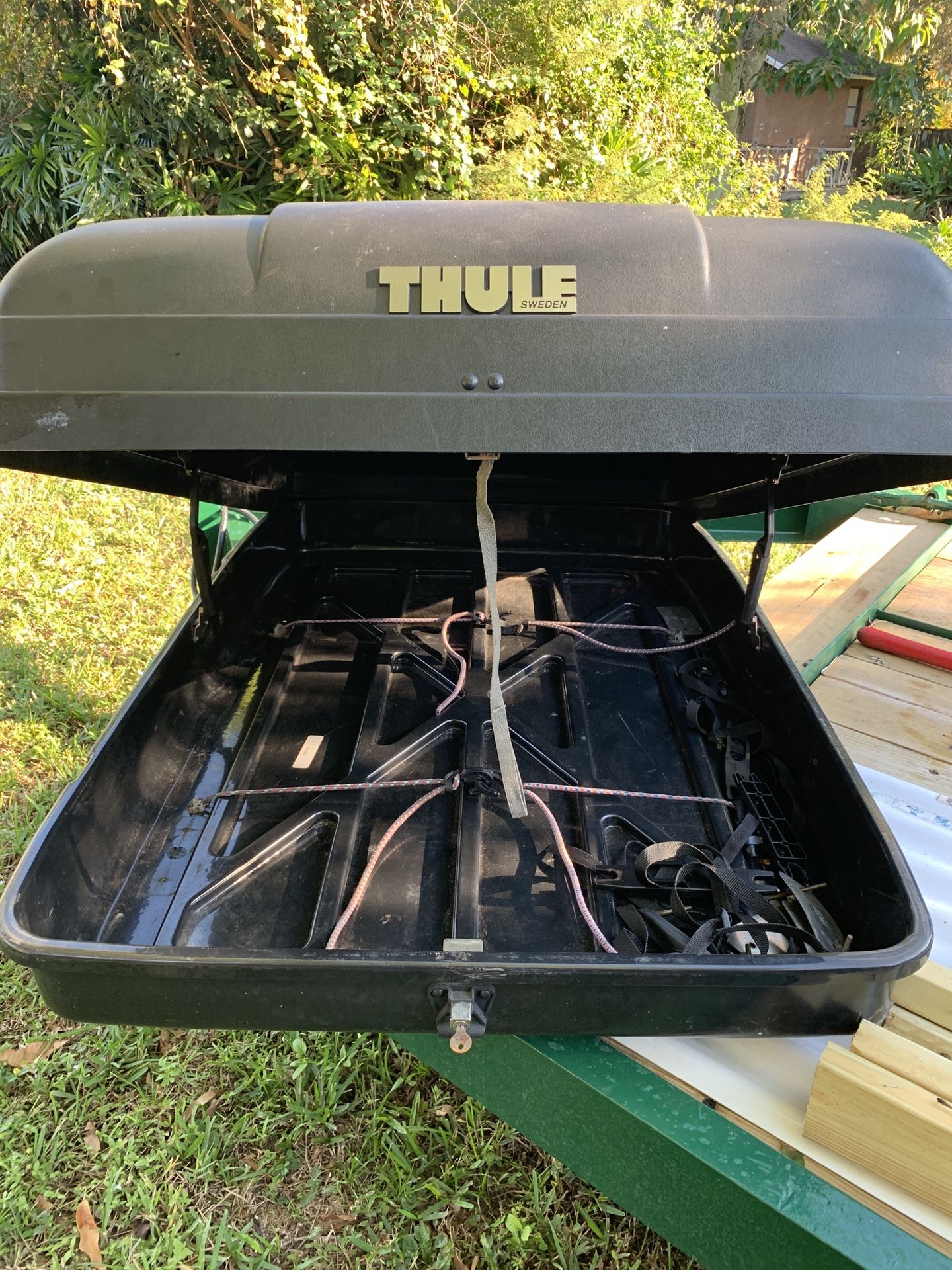 Thule weekender roof mount cargo box for Sale in Boynton Beach, FL ...