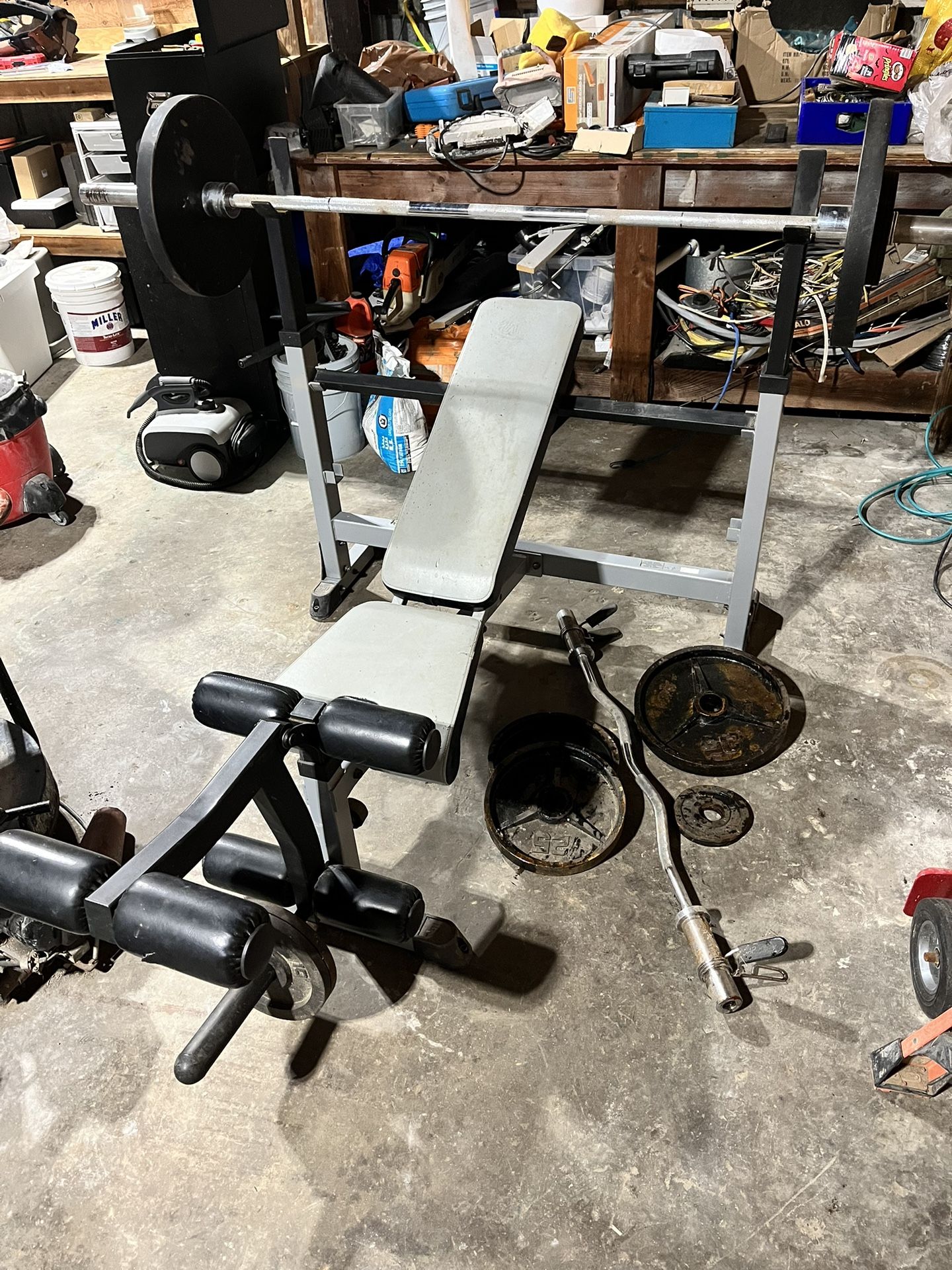 Iron Grip Heavy duty Weight Bench for Sale in Woodland, WA - OfferUp