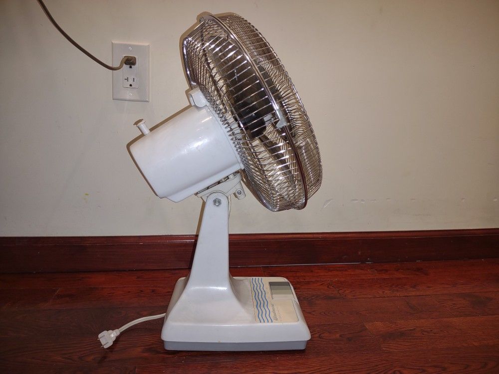 Vintage Early 90s Windmere Table fan DF-12 for Sale in Queens, NY - OfferUp