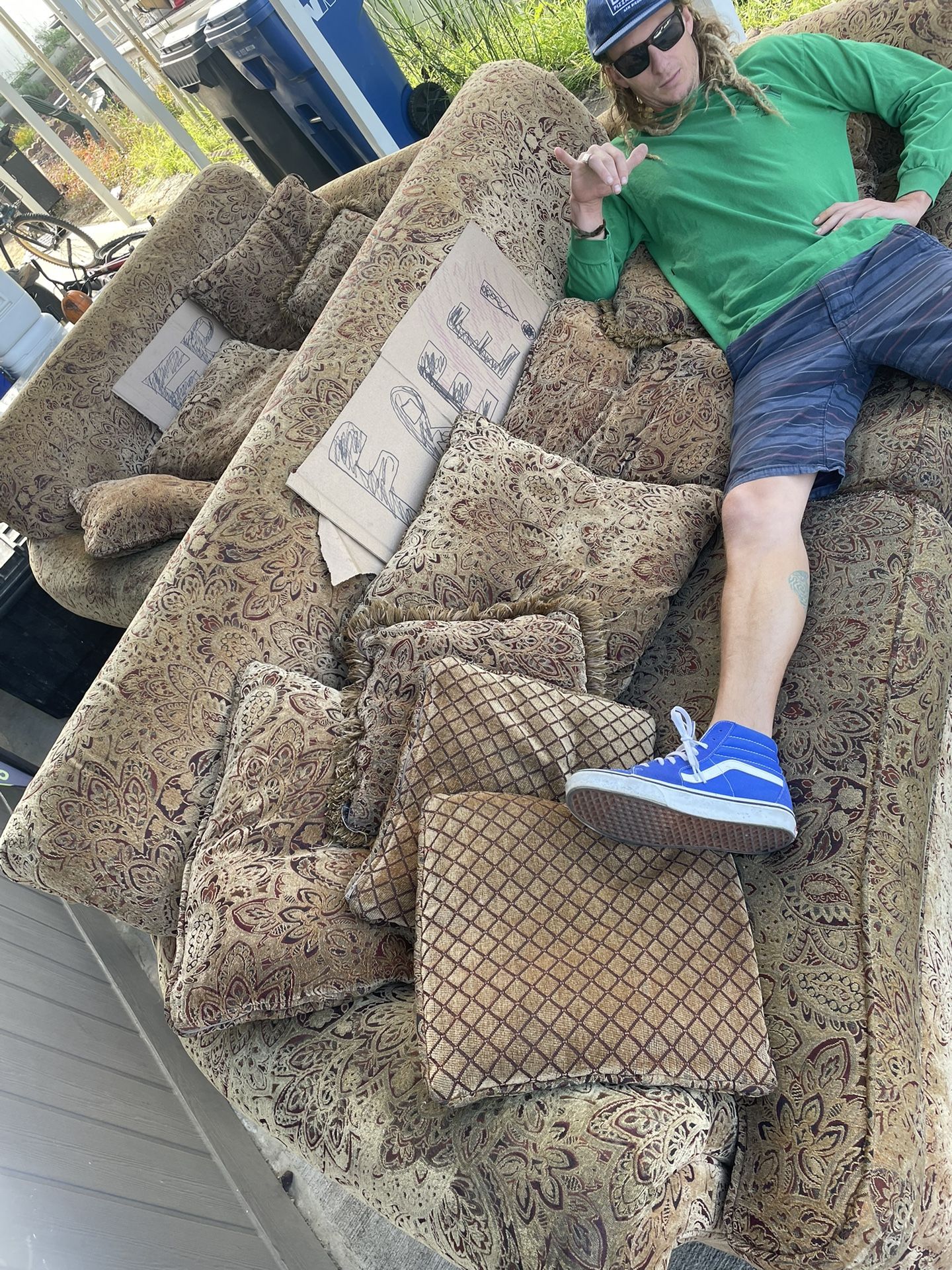 FREE Vintage Couch Loveseat And Automan for Sale in Oceanside, CA - OfferUp