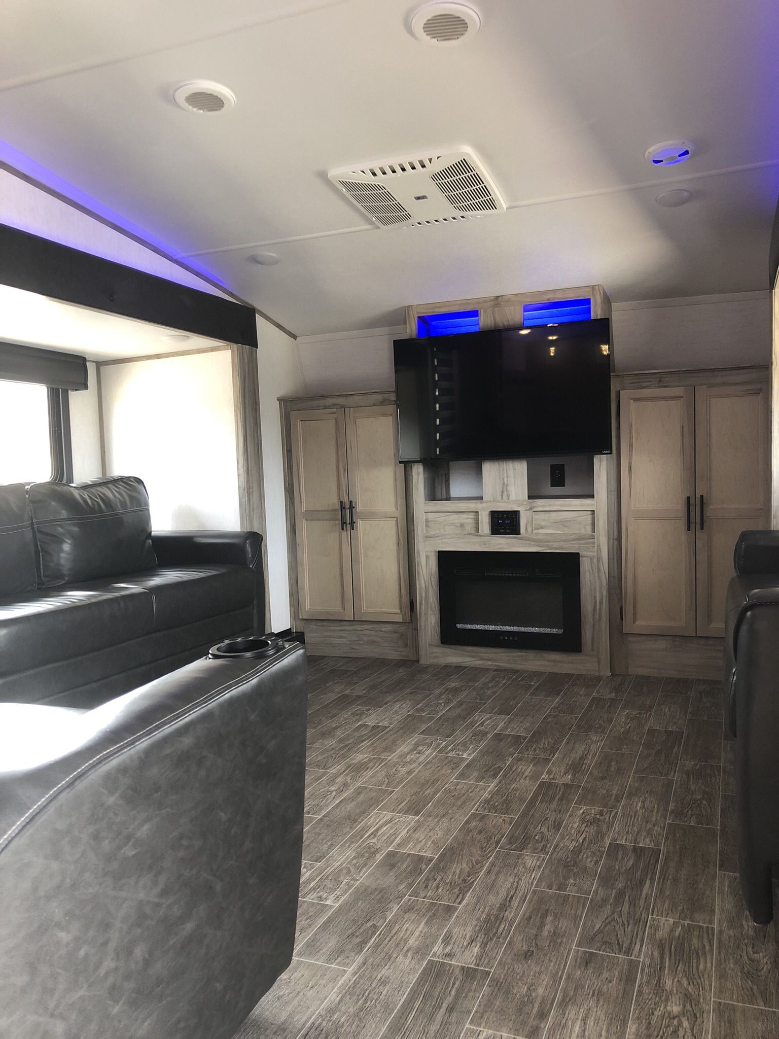 2021 Artic Wolf 3990 Suite 5th Wheel for Sale in Acton, CA - OfferUp