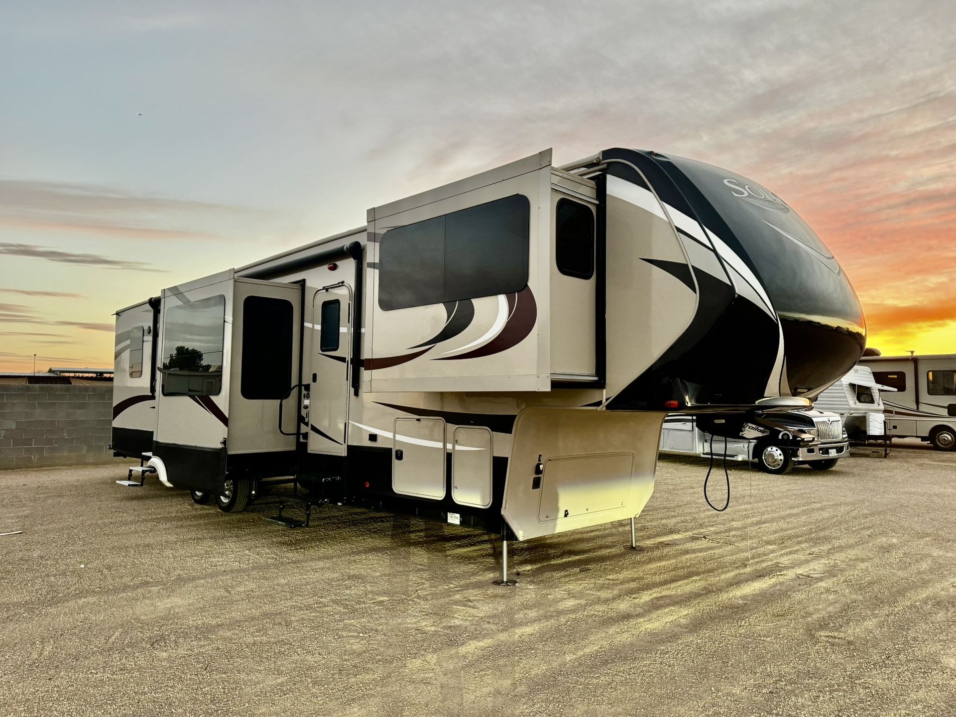 2017 solitude 43ft fifth wheel with 5 slides. for Sale in Gilbert, AZ - OfferUp