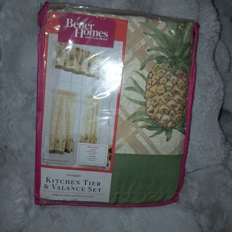 BETTER HOMES KITCHEN TIER & VALANCE SET for Sale in Fort Smith, AR ...