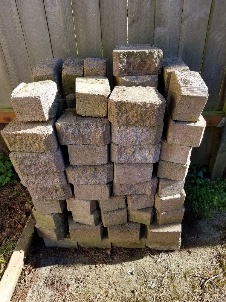 Cement retaining wall blocks for Sale in Federal Way, WA - OfferUp