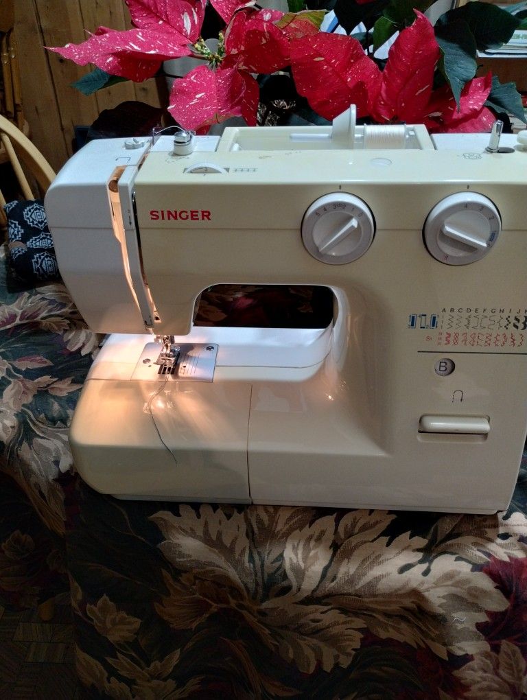 (Singer Sewing Machine) for Sale in East Troy, WI - OfferUp