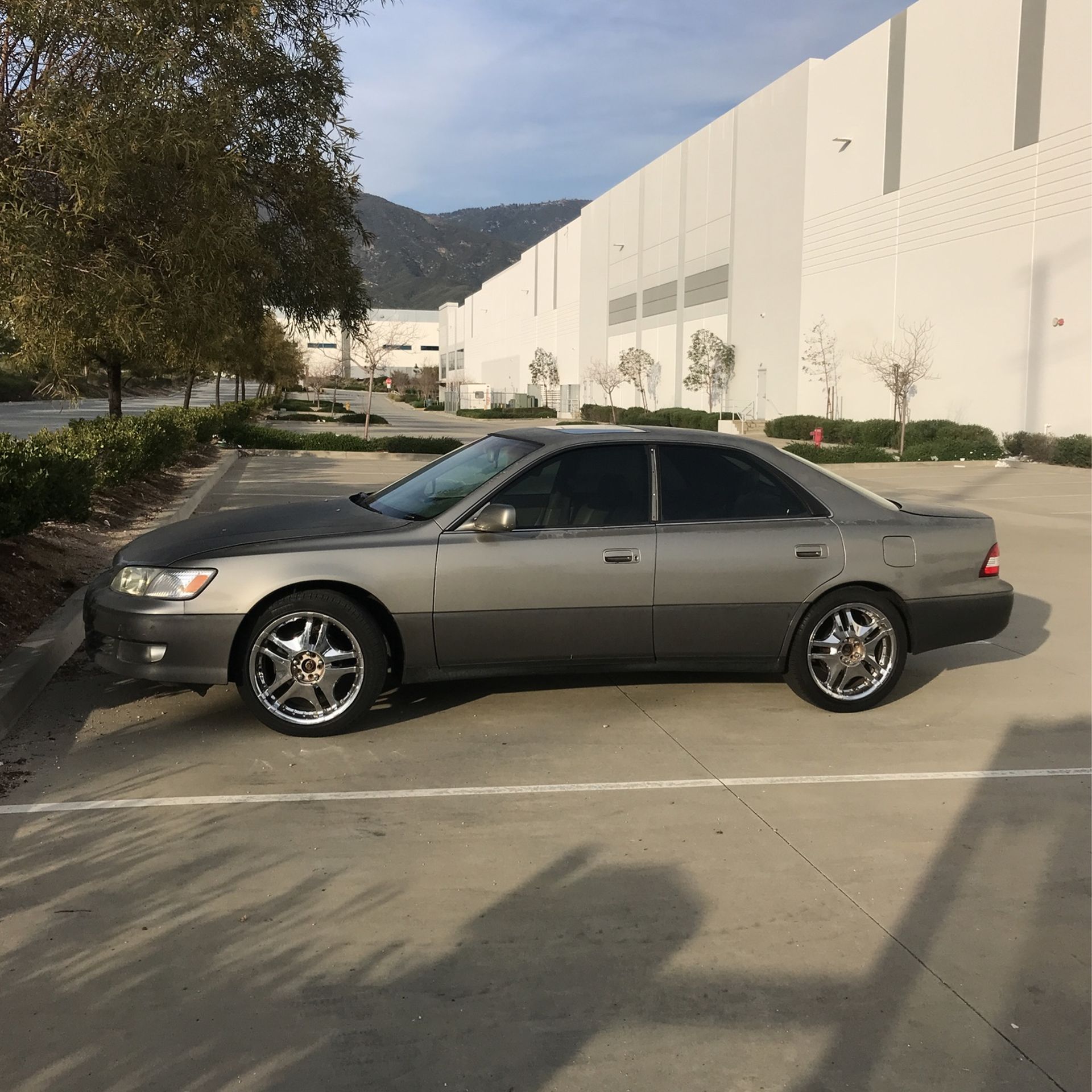 2000 Lexus ES 300 for Sale in San Bernardino, CA - OfferUp