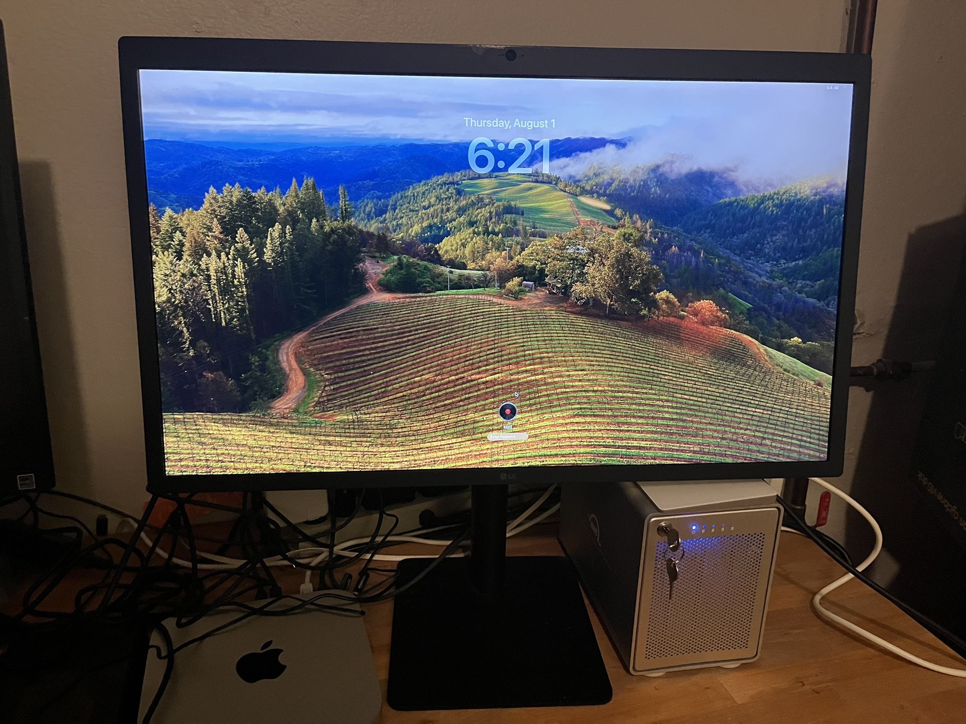 27” 5K LG Ultrafine 27MD5KL Monitor for Sale in Denver, CO - OfferUp