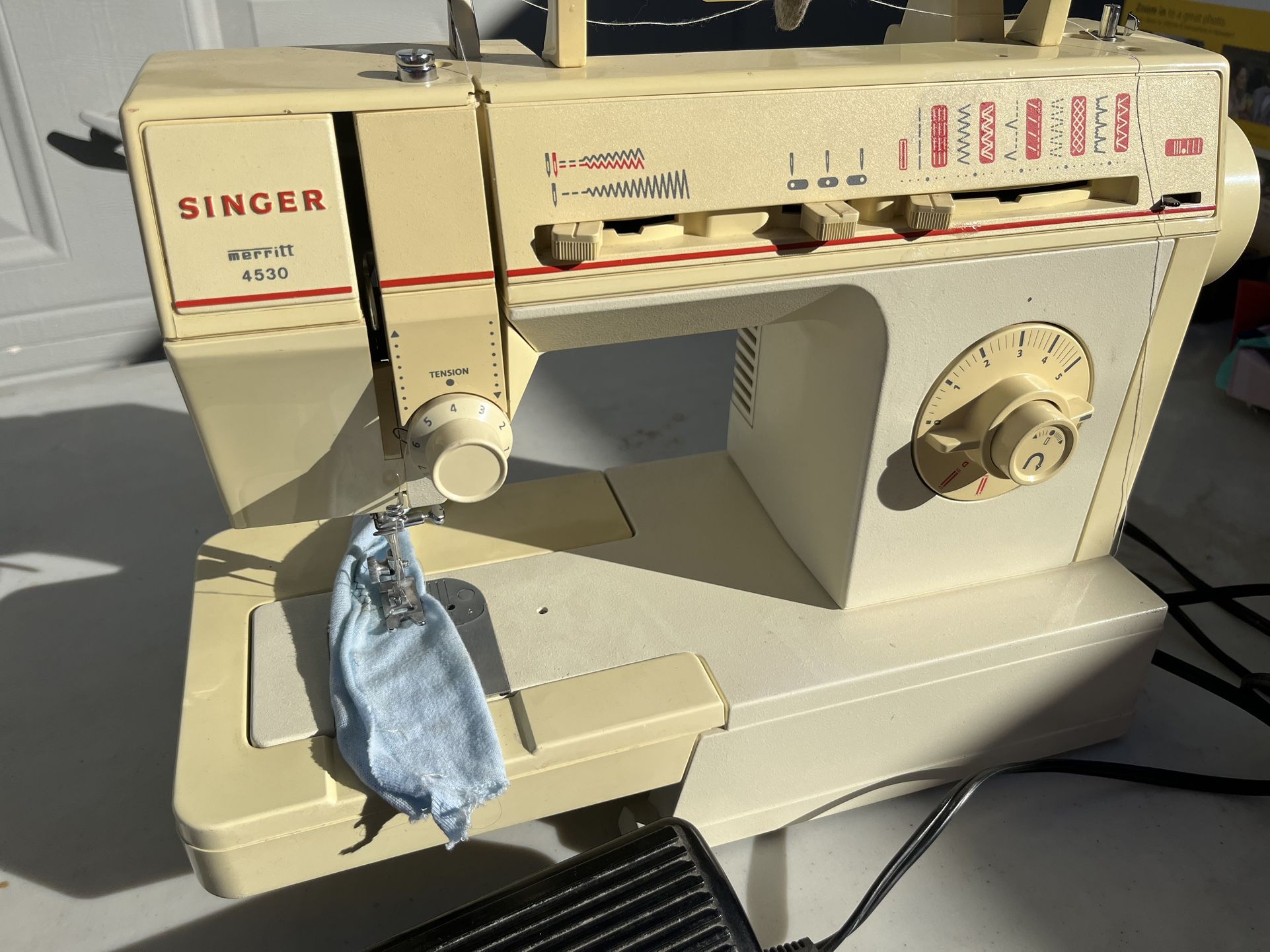 Singer Sewing Machine for Sale in Phoenix, AZ - OfferUp