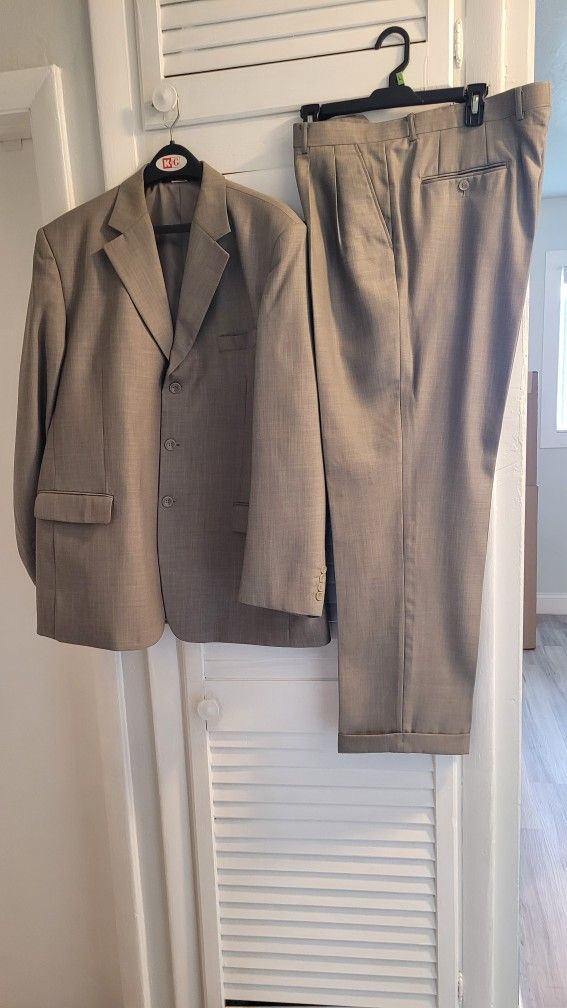 Men Suit Size 38R for Sale in Miramar, FL - OfferUp