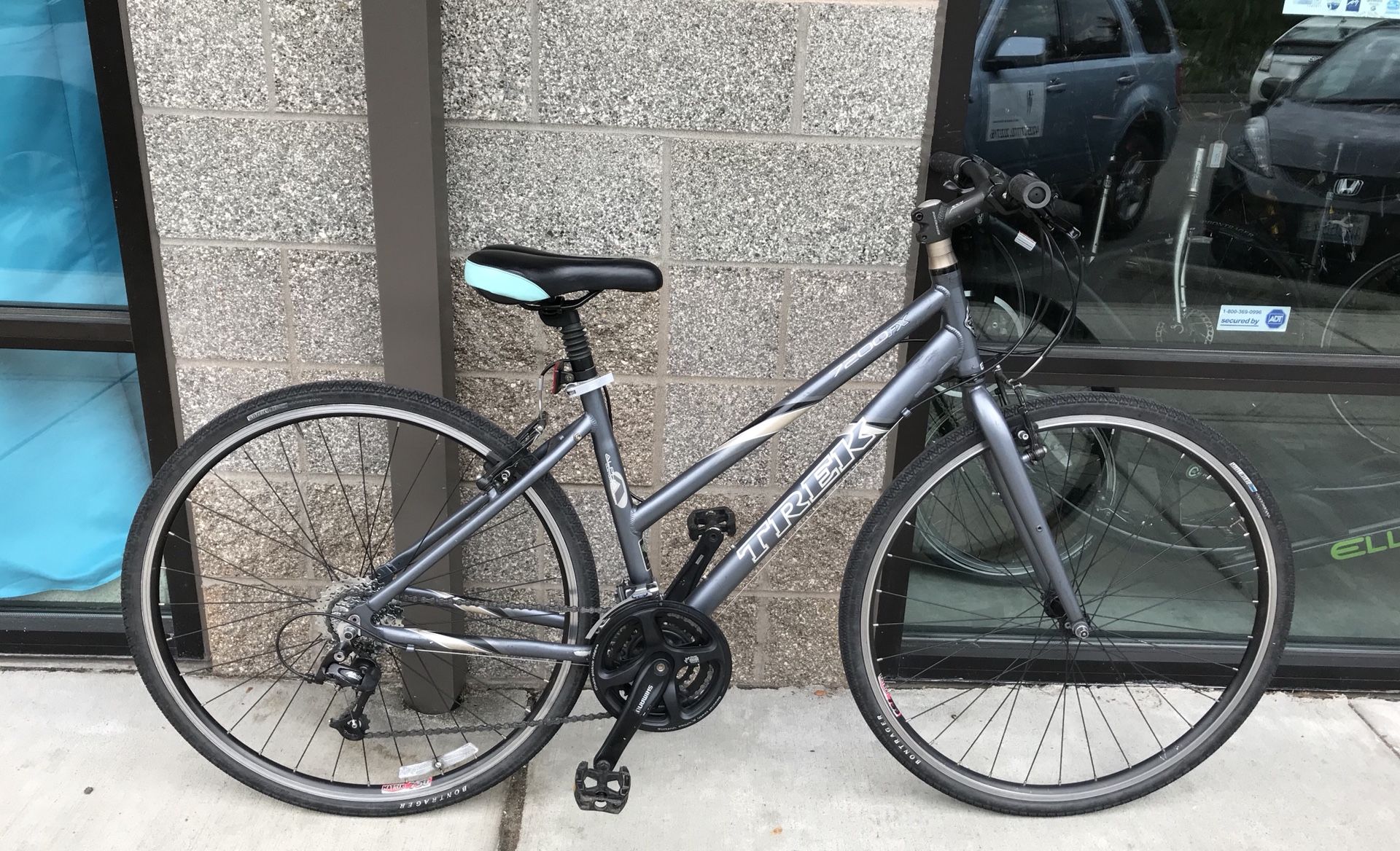 17" Trek 7200 FX Womens hybrid bike for Sale in Lynnwood, WA - OfferUp