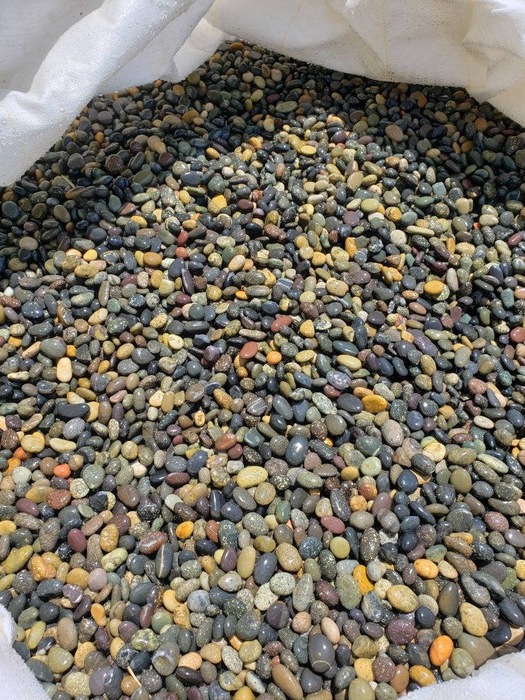 Mexican beach pebble mix 3/8-1/4 ...50lbs bags for Sale in Riverside ...