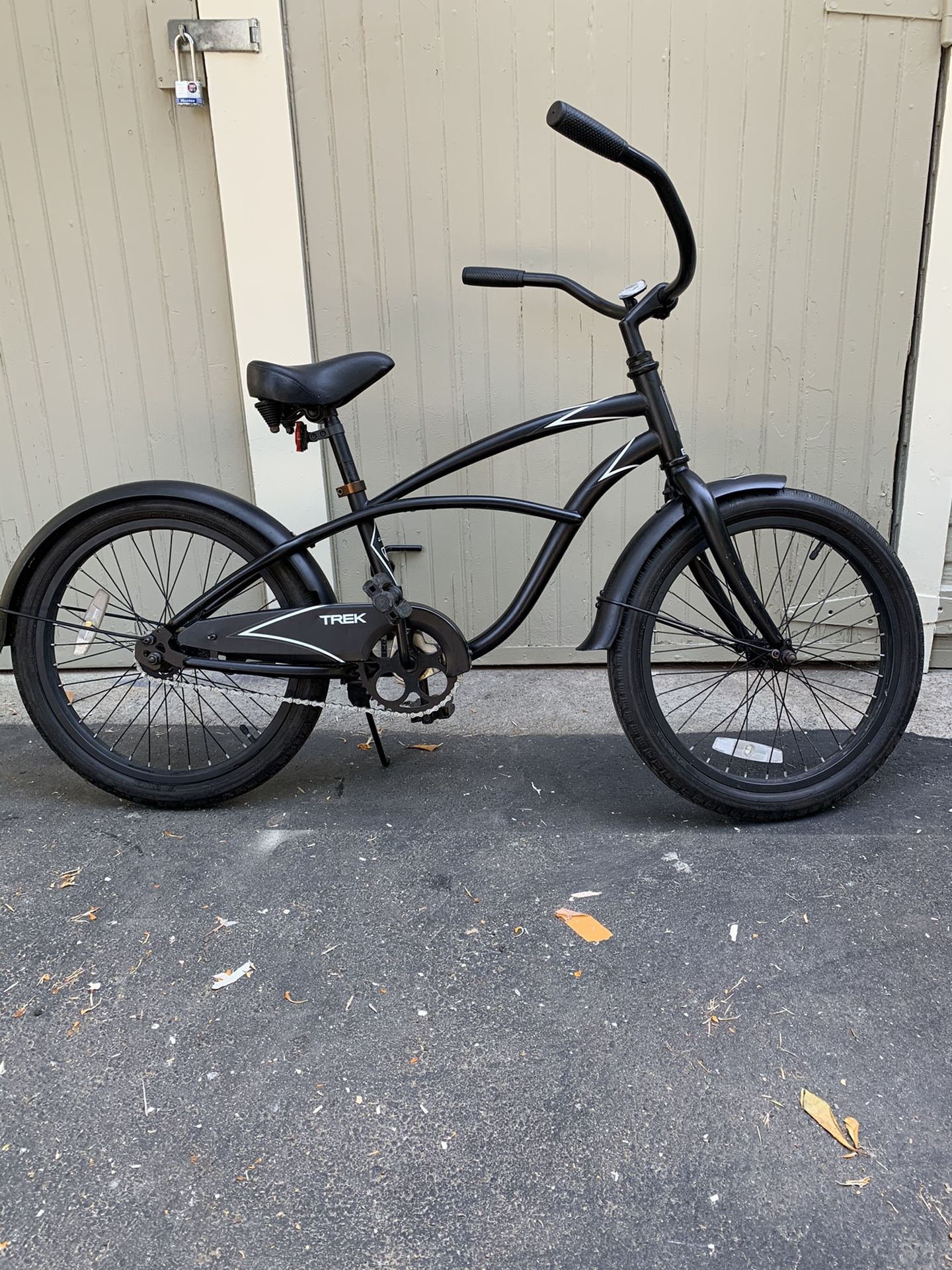 Trek Black Beach Cruiser For Kids for Sale in Pasadena, CA - OfferUp