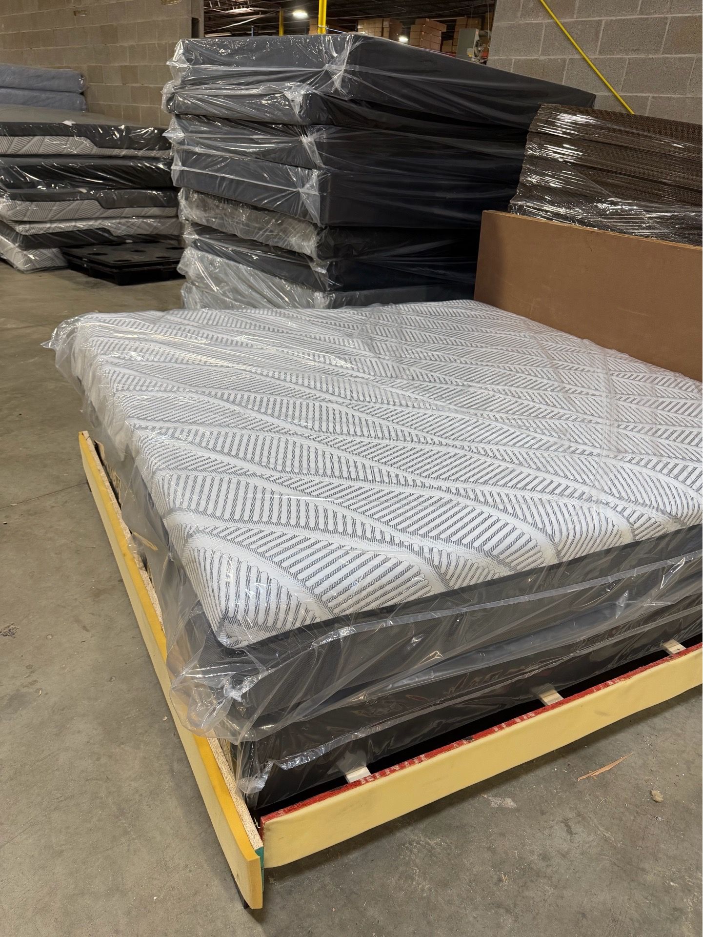 King size mattress memory free delivery for Sale in Dallas, TX - OfferUp