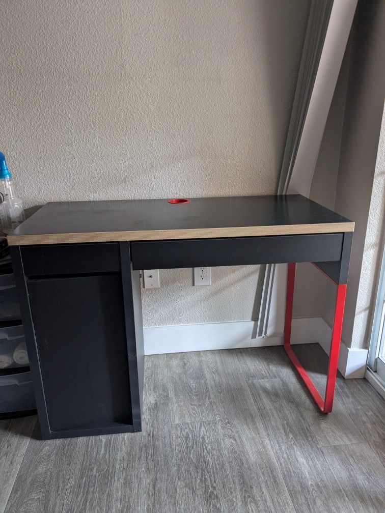 Small Black Computer Desk for Sale in Gresham, OR - OfferUp