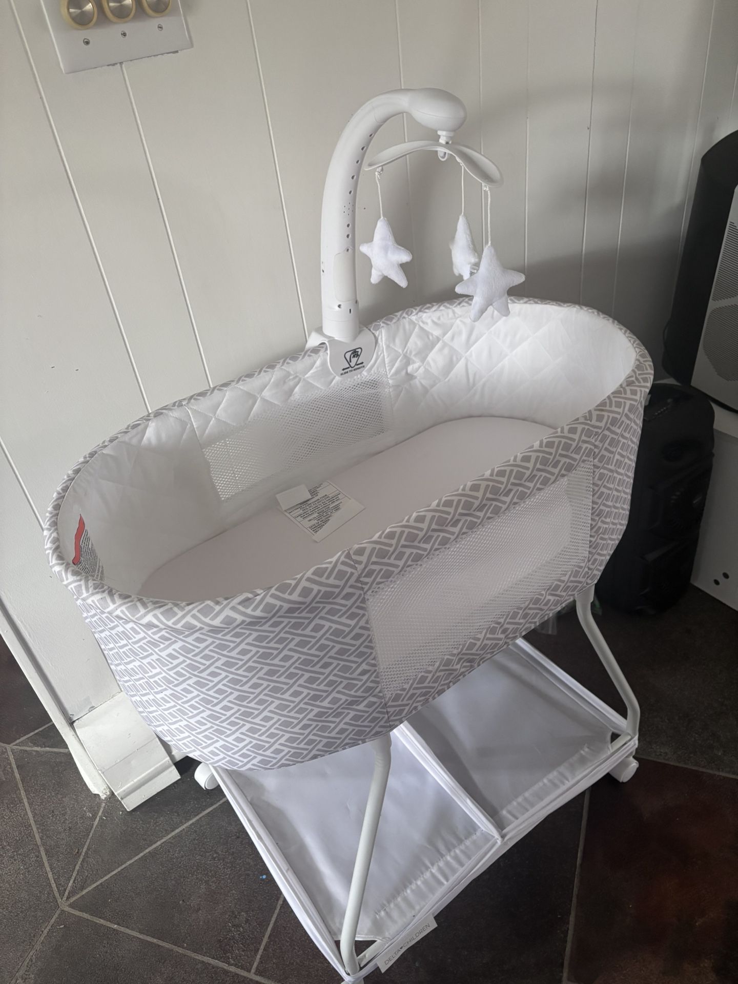 Baby bassinet for Sale in Monroe, CT - OfferUp