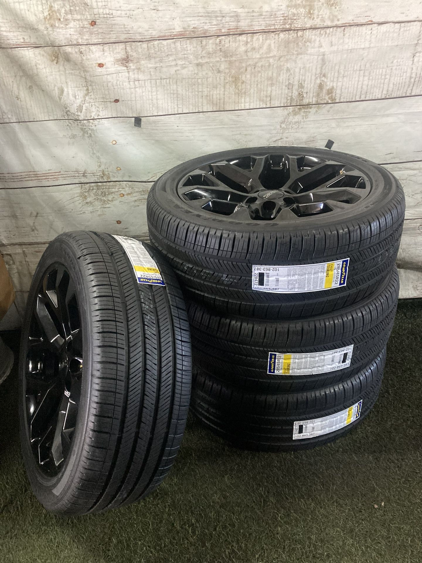 Brand New GMC Sierra Snowflakes 6 Lug 22 Inch REP Wheels for Sale in ...