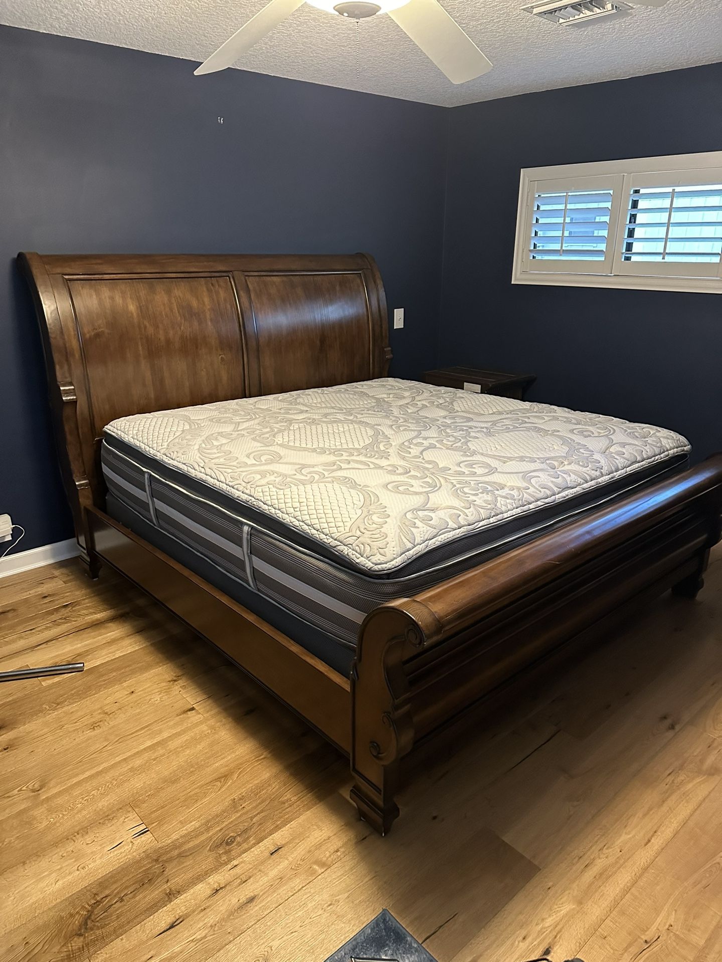 Bernhardt king Sleigh Bed And 2 Bedside Tables for Sale in Jupiter, FL ...