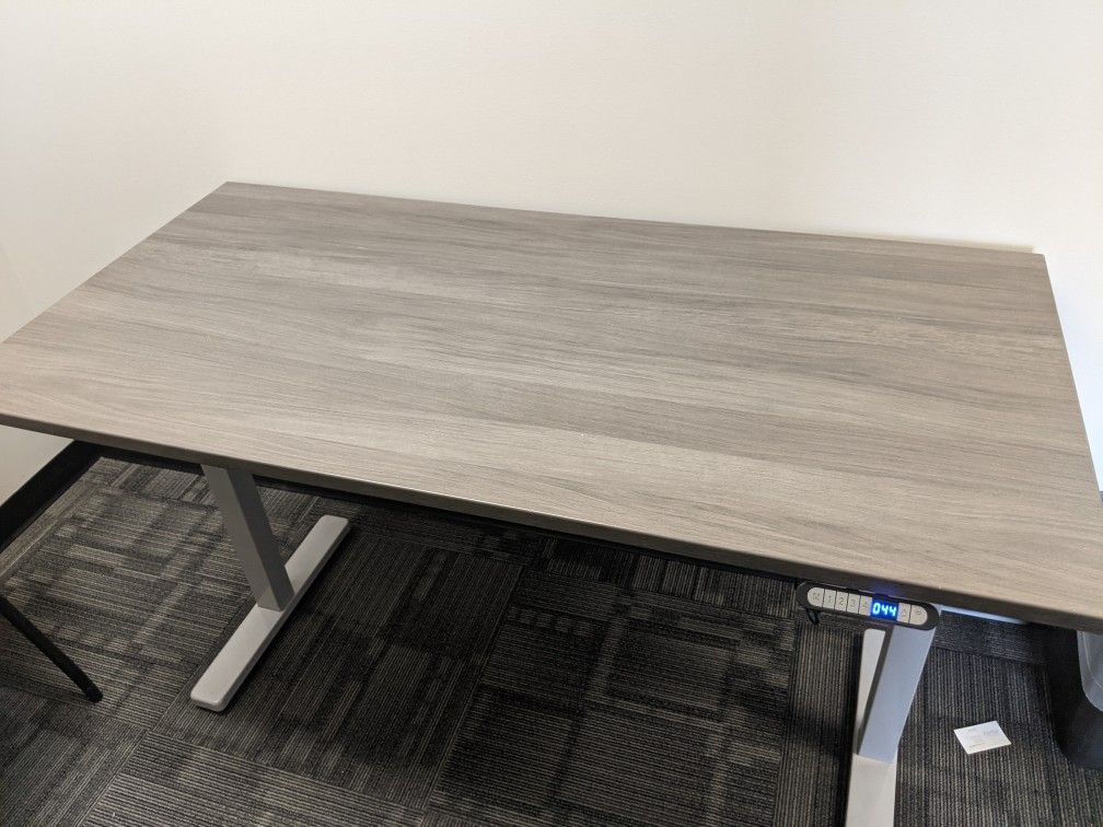 Electric Self Rising Desk for Sale in Tacoma, WA - OfferUp