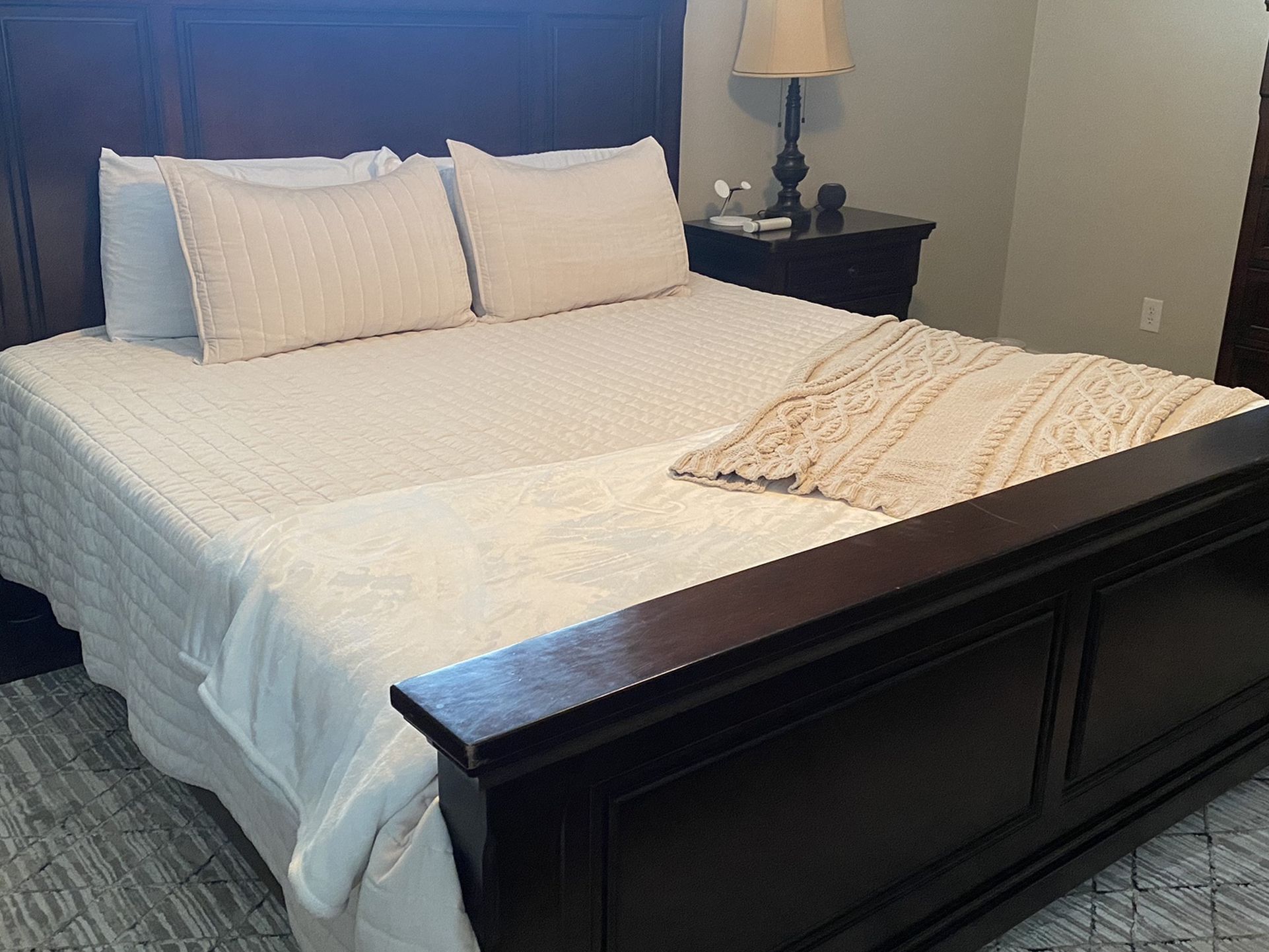 King Size Bed Set for Sale in Tolleson, AZ - OfferUp