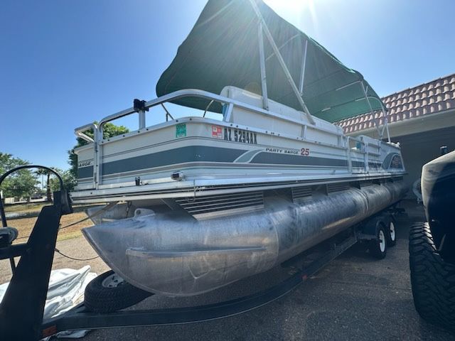 2003 Tracker Party Barge 25 Ft Pontoon for Sale in Glendale, AZ - OfferUp