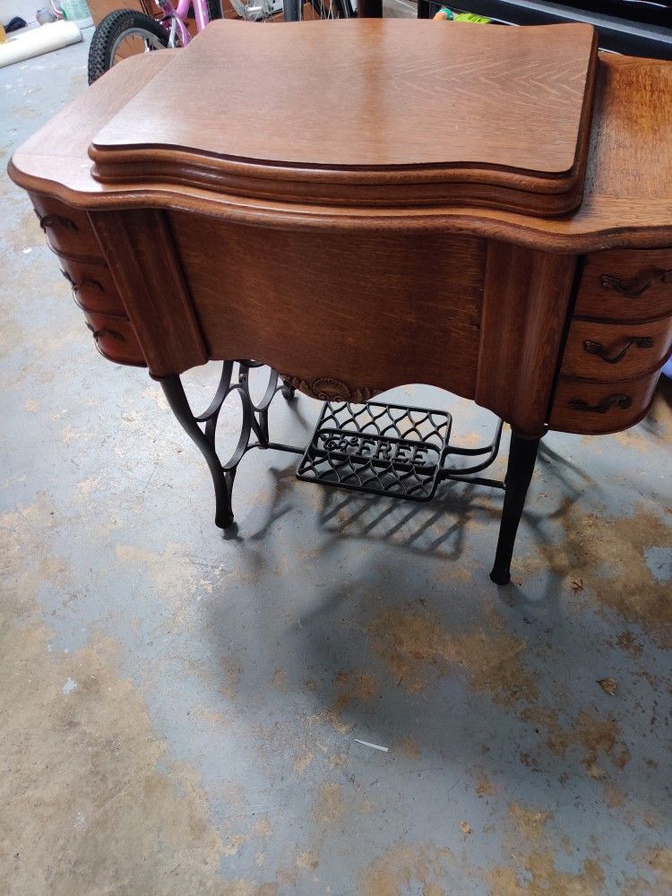 Antigue The Free #5 Oak Treadle 6 Drawer Sewing Machine. for Sale in ...