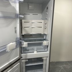 Beko 24 in. 11.4 cu. ft. Counter Depth Bottom Freezer Refrigerator Stainless Steel for Sale in Queens NY OfferUp