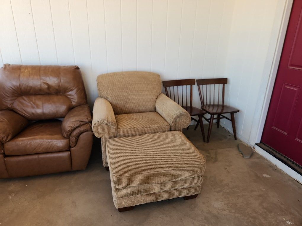 Free Chairs Free for Sale in Sun City, AZ - OfferUp