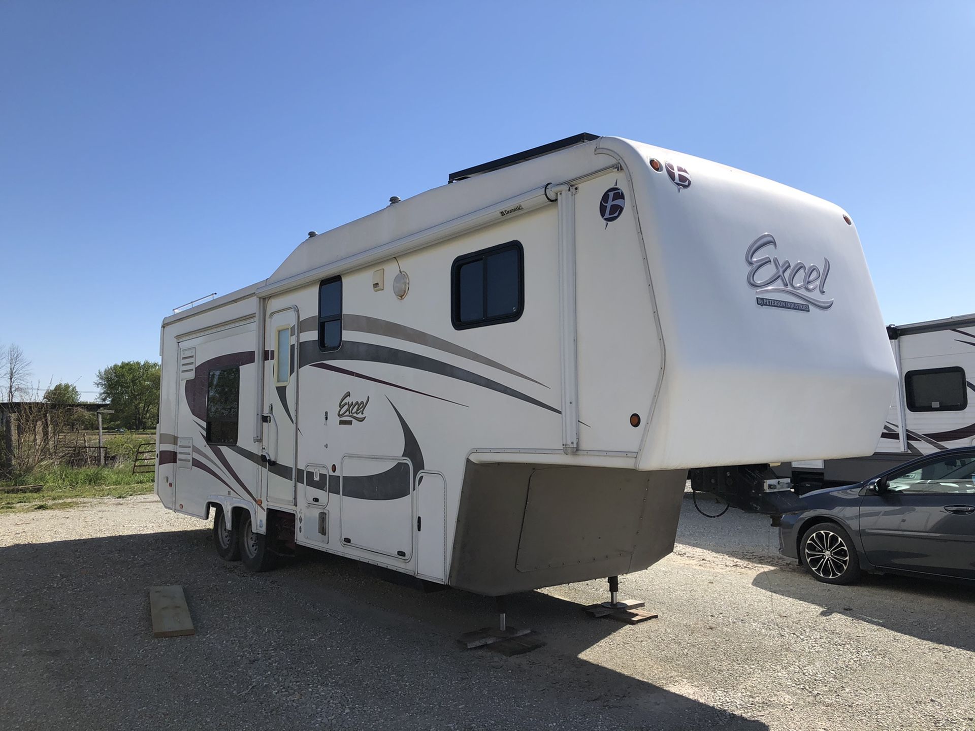 Excel rko 30 custom fifth wheel camper trailer for Sale in Noblesville, IN - OfferUp