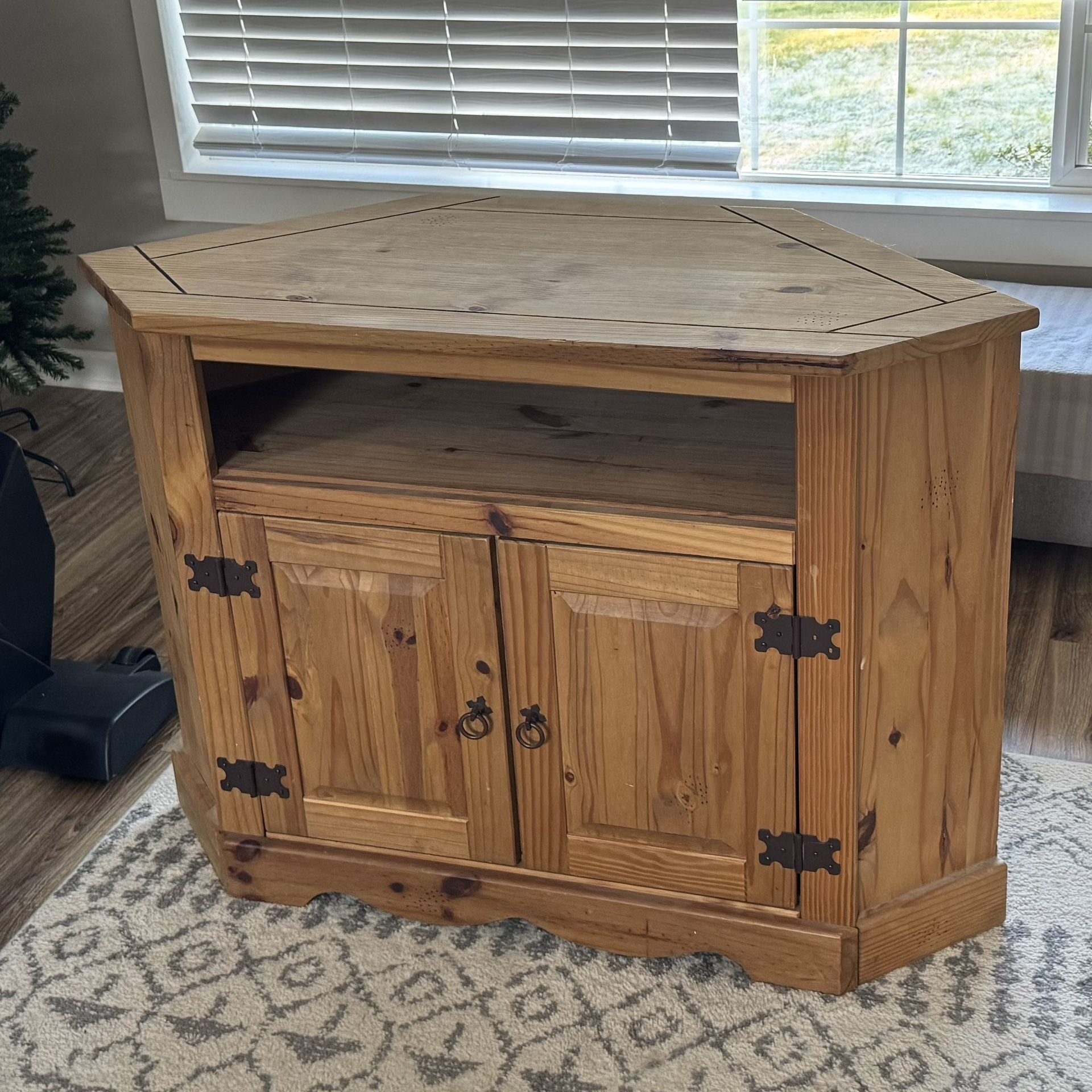 Solid Wood Corner Unit TV Stand for Sale in Auburn, WA - OfferUp