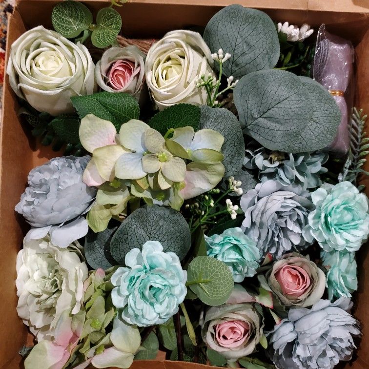 New Tiffany green flower box 16 flower heads for Sale in Whittier, CA ...