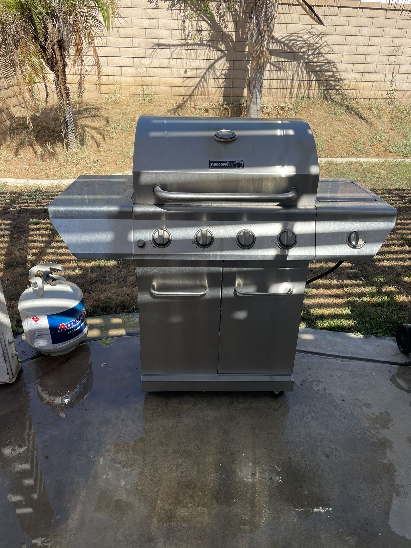Nexgrill 4 Burner BBQ (Used) for Sale in Corona, CA - OfferUp