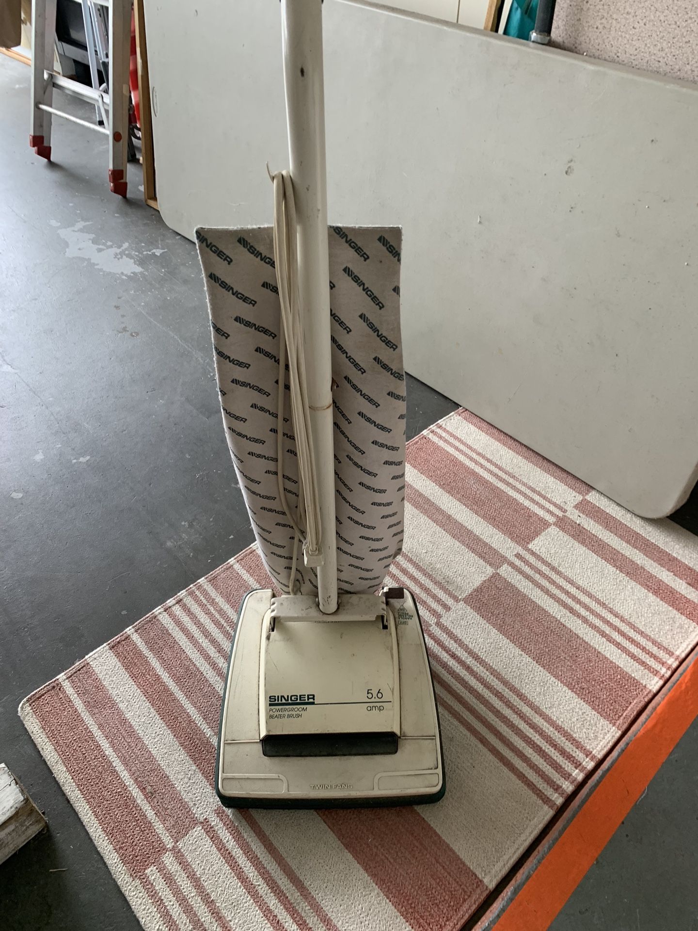 Upright Singer Vacuum Cleaner for Sale in Boynton Beach, FL - OfferUp