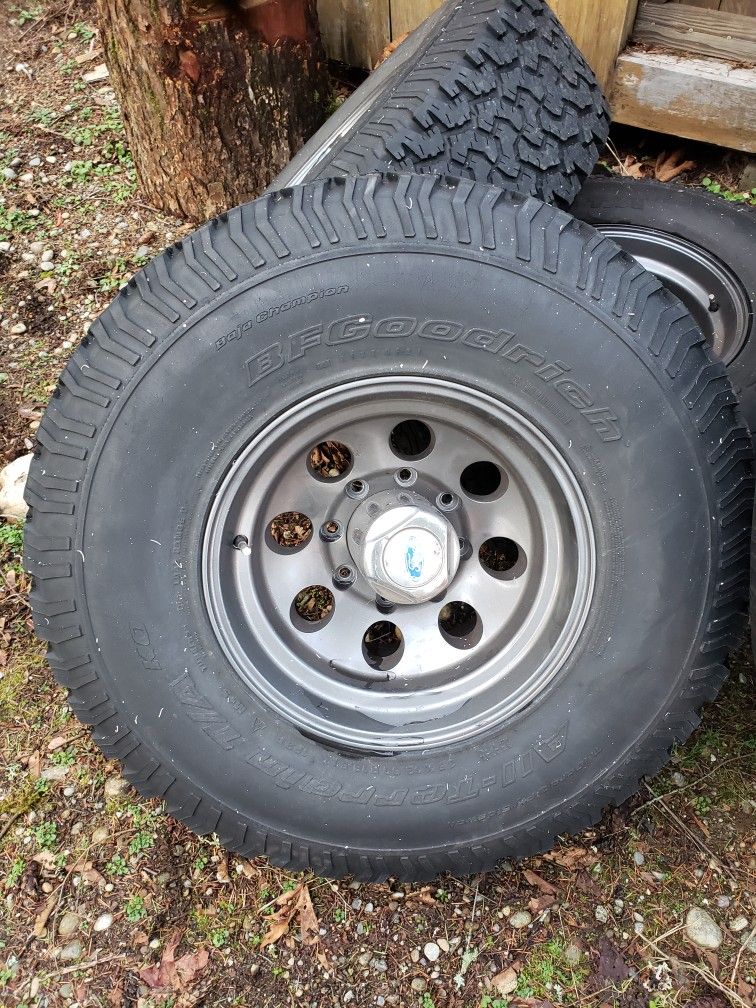 16.5 35" tires 8x170 WHEELS AND TIRES for Sale in Auburn, WA - OfferUp