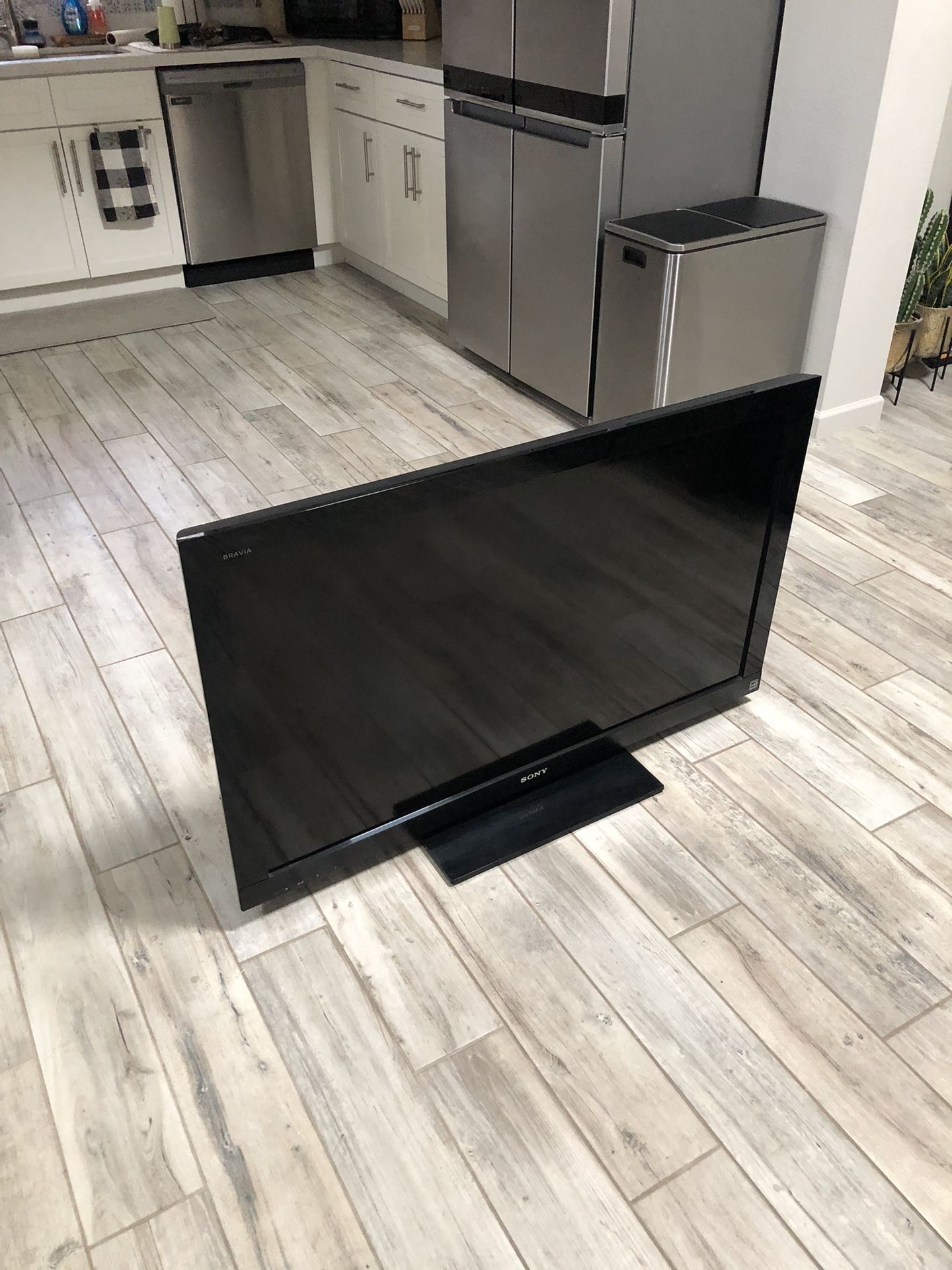 SONY 45 inch TV w/ swivel stand for Sale in Phoenix, AZ - OfferUp
