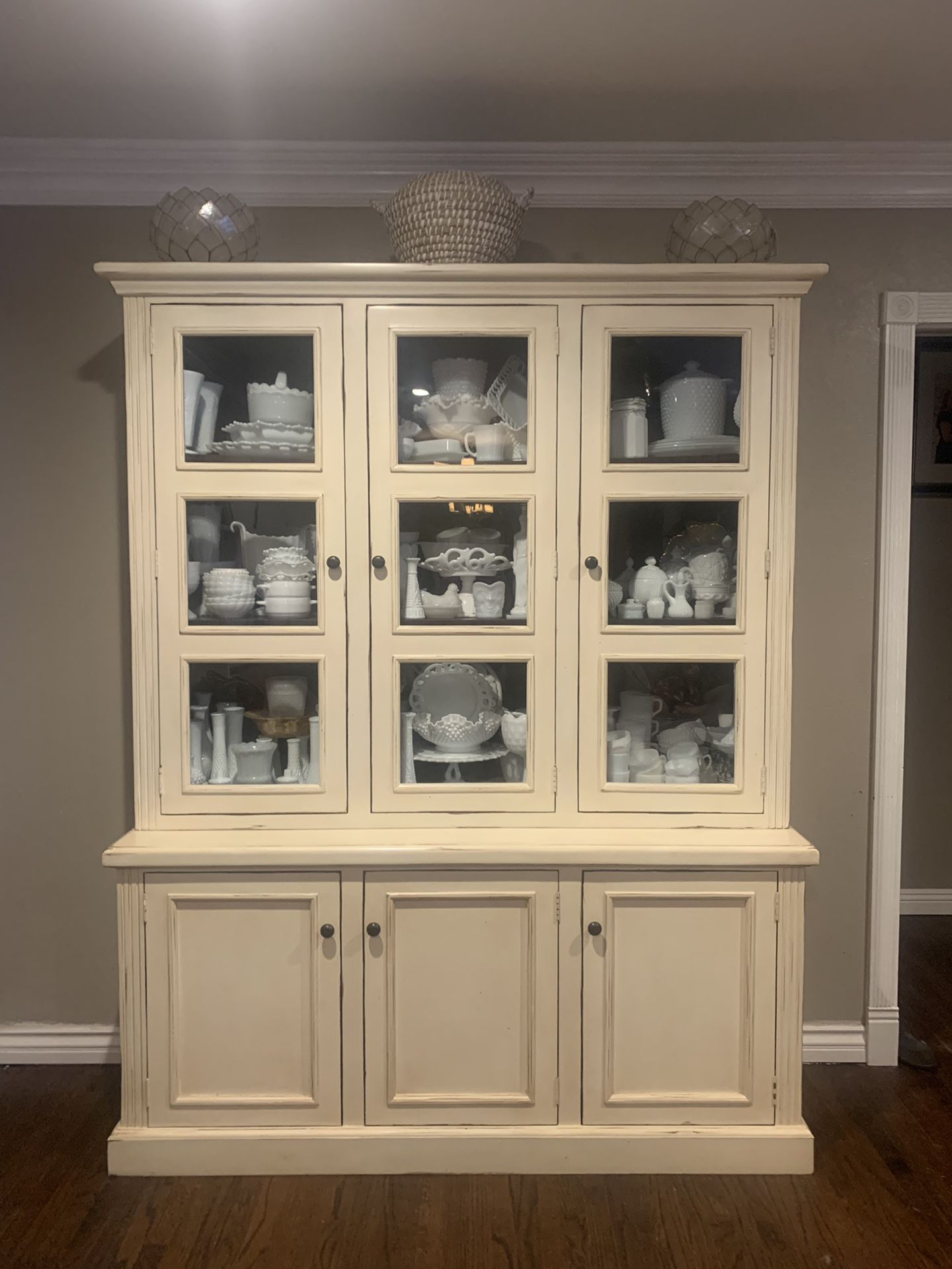 Beige Cabinet/Hutch for Sale in El Cajon, CA - OfferUp