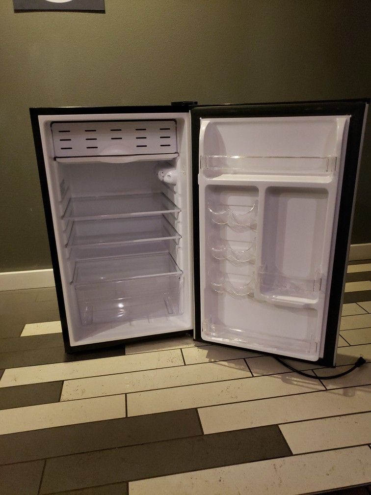 4.4 Cu. Ft. Mini Fridge for Sale in Seattle, WA - OfferUp
